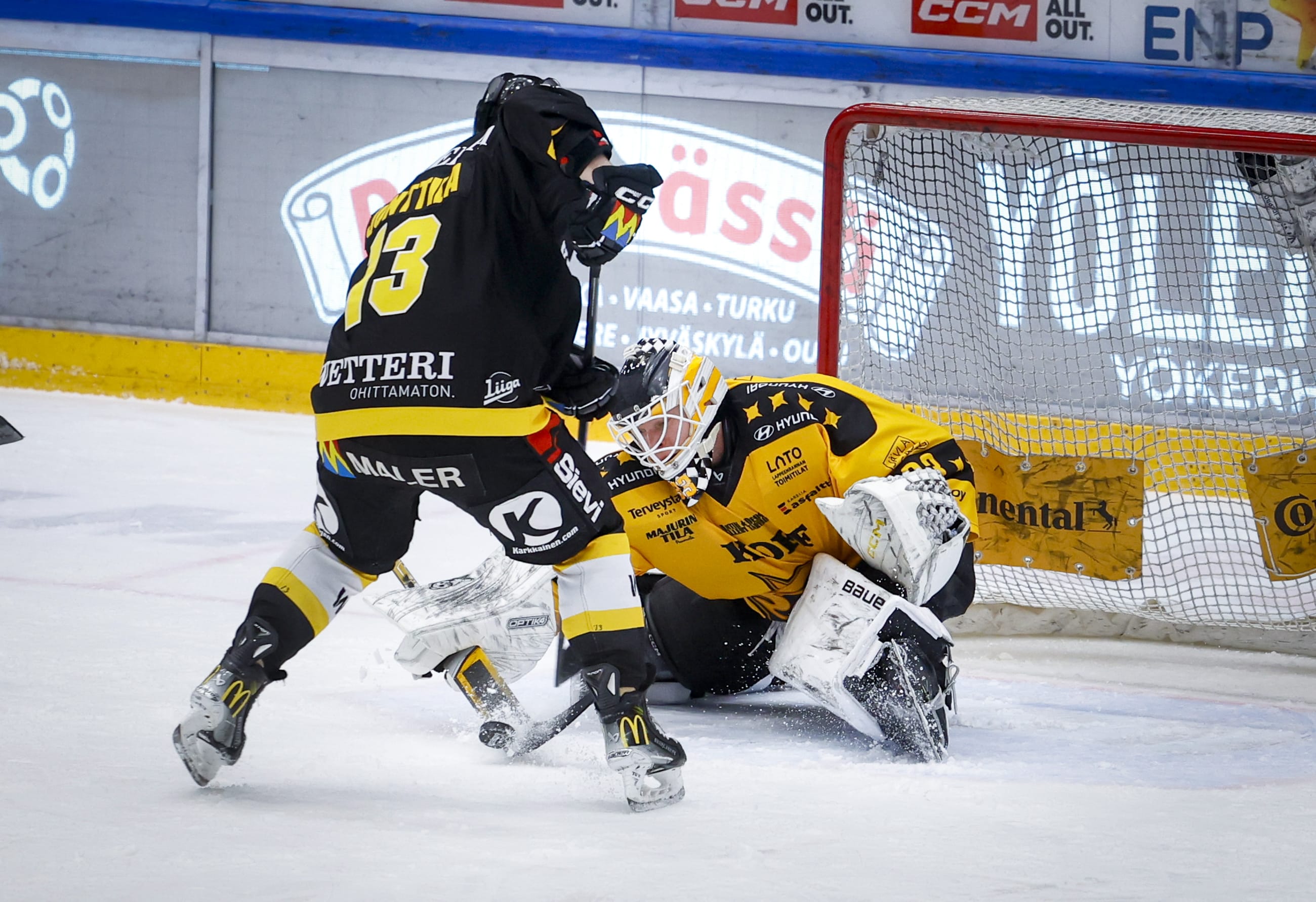 Kolme nostoa illan kärppäottelusta: Karhunen torjui ex-seuransa nurin ...