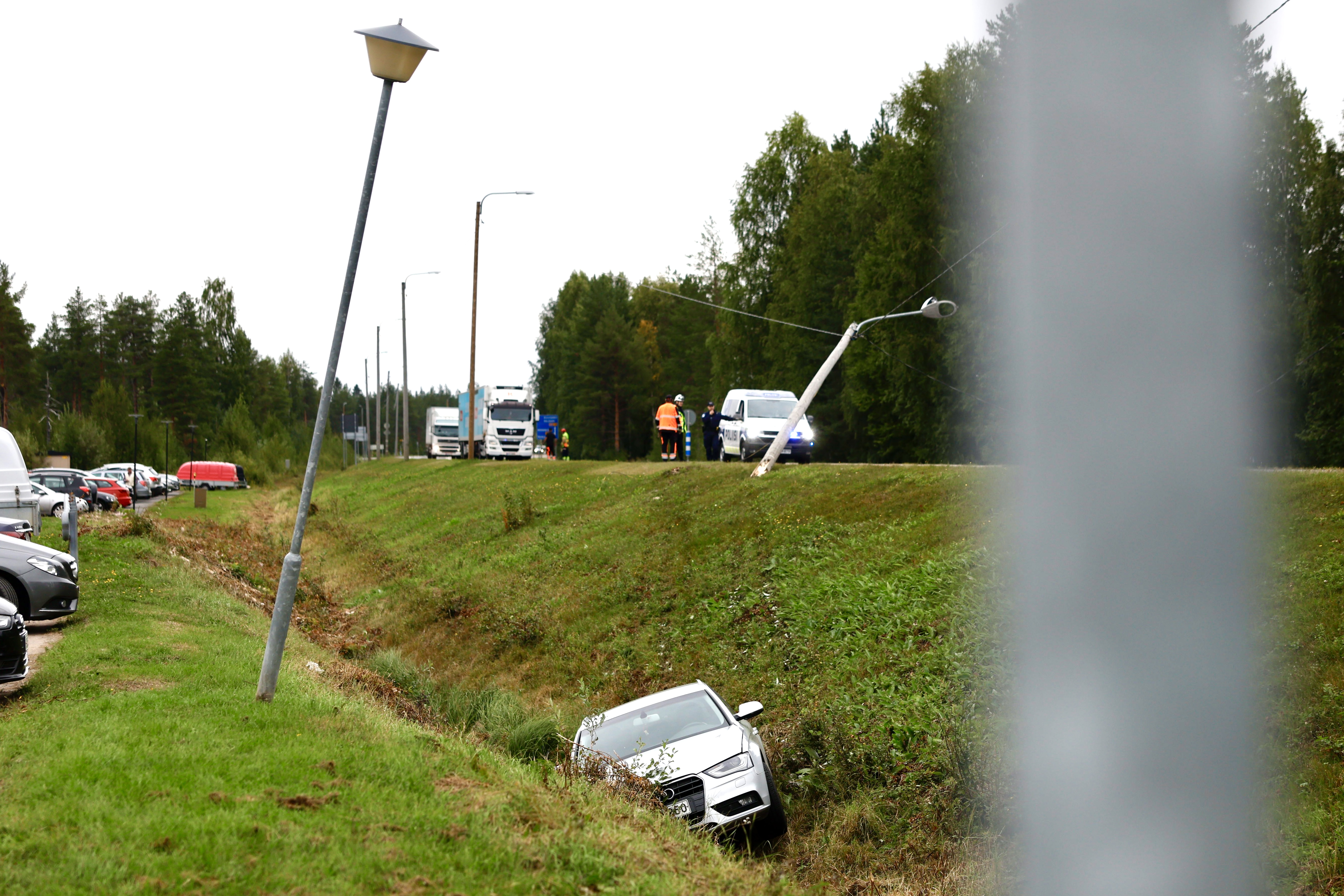 Henkilöauton ojaanajo vaurioitti valaisinpylvästä Pudasjärvellä ...