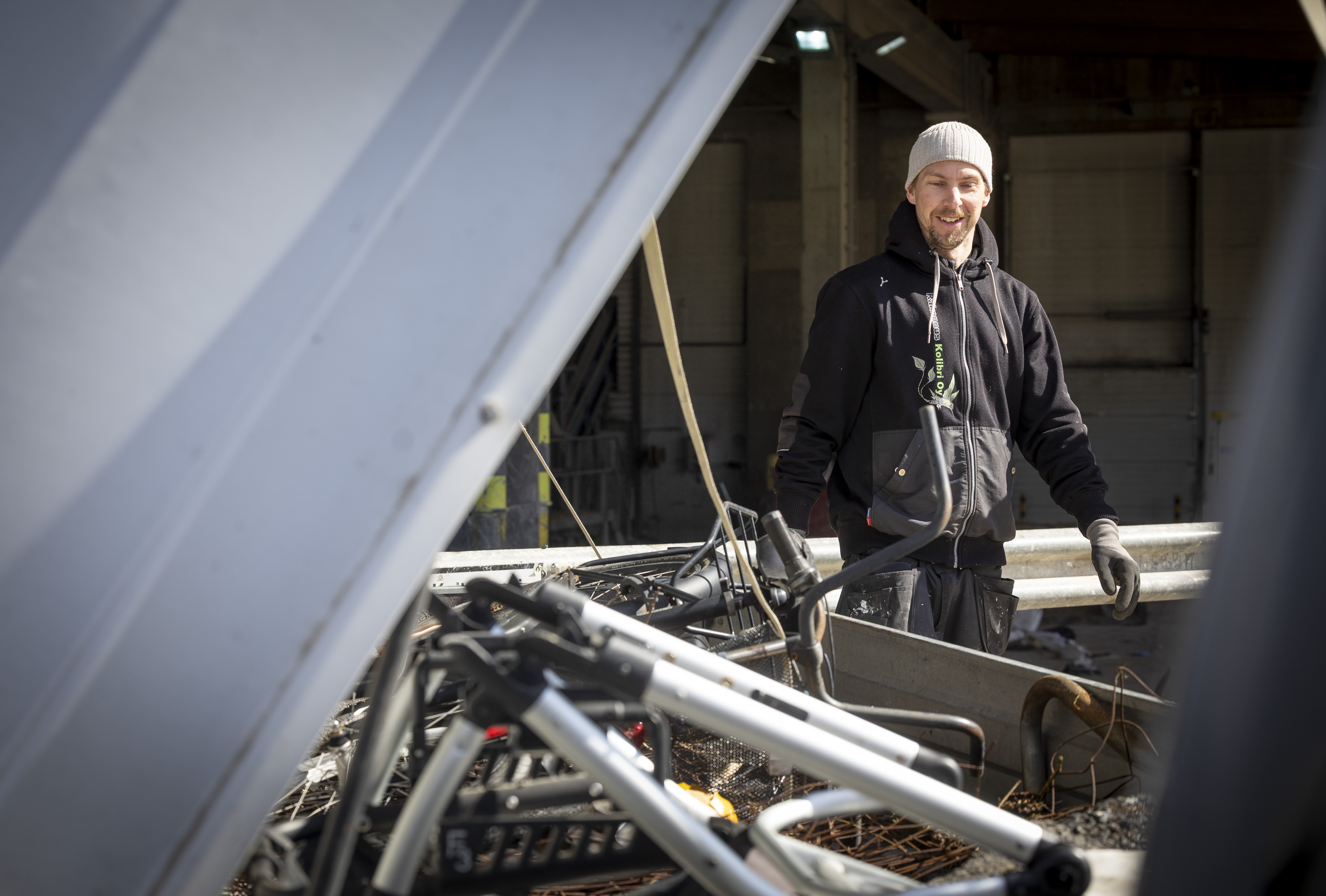 Ruskon jätekeskuksen lajitteluareena Lareen tuodaan tavaraa työnjohtajan kanssa tai ilman ...