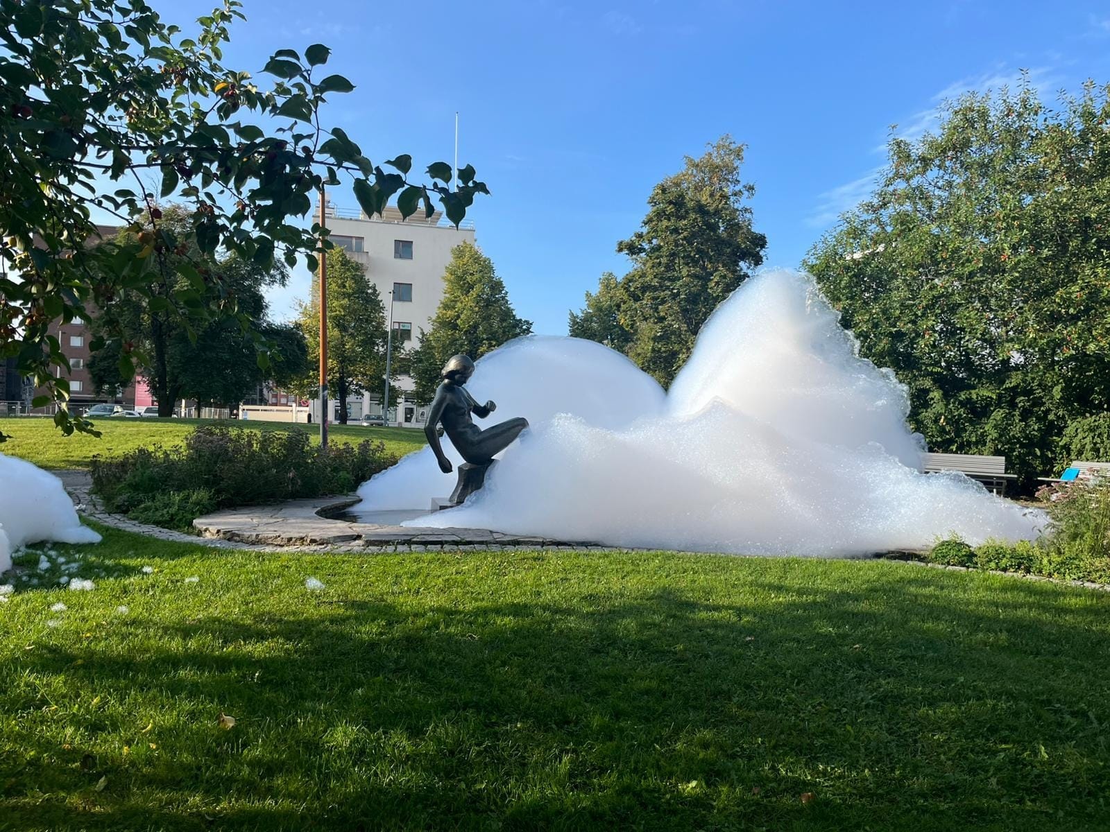 Joku pani saippuaa suihkulähteeseen Oulun Lyötyn puistossa, lukijan ...