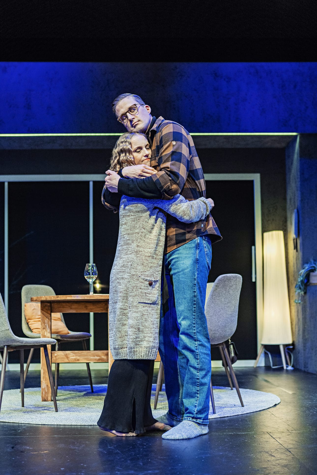 Kalvakka nainen saa pulssin kiihtymään – Pohjalaisteattereiden katsomoissa koetaan nyt kauhun ...