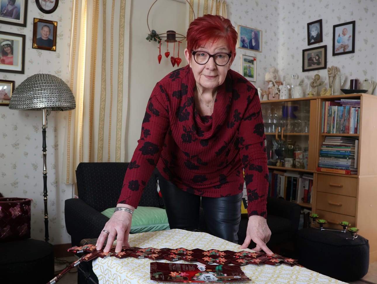 Kahvipussit taipuvat upeiksi kuvioiksi Annikki Välikorven käsissä ...