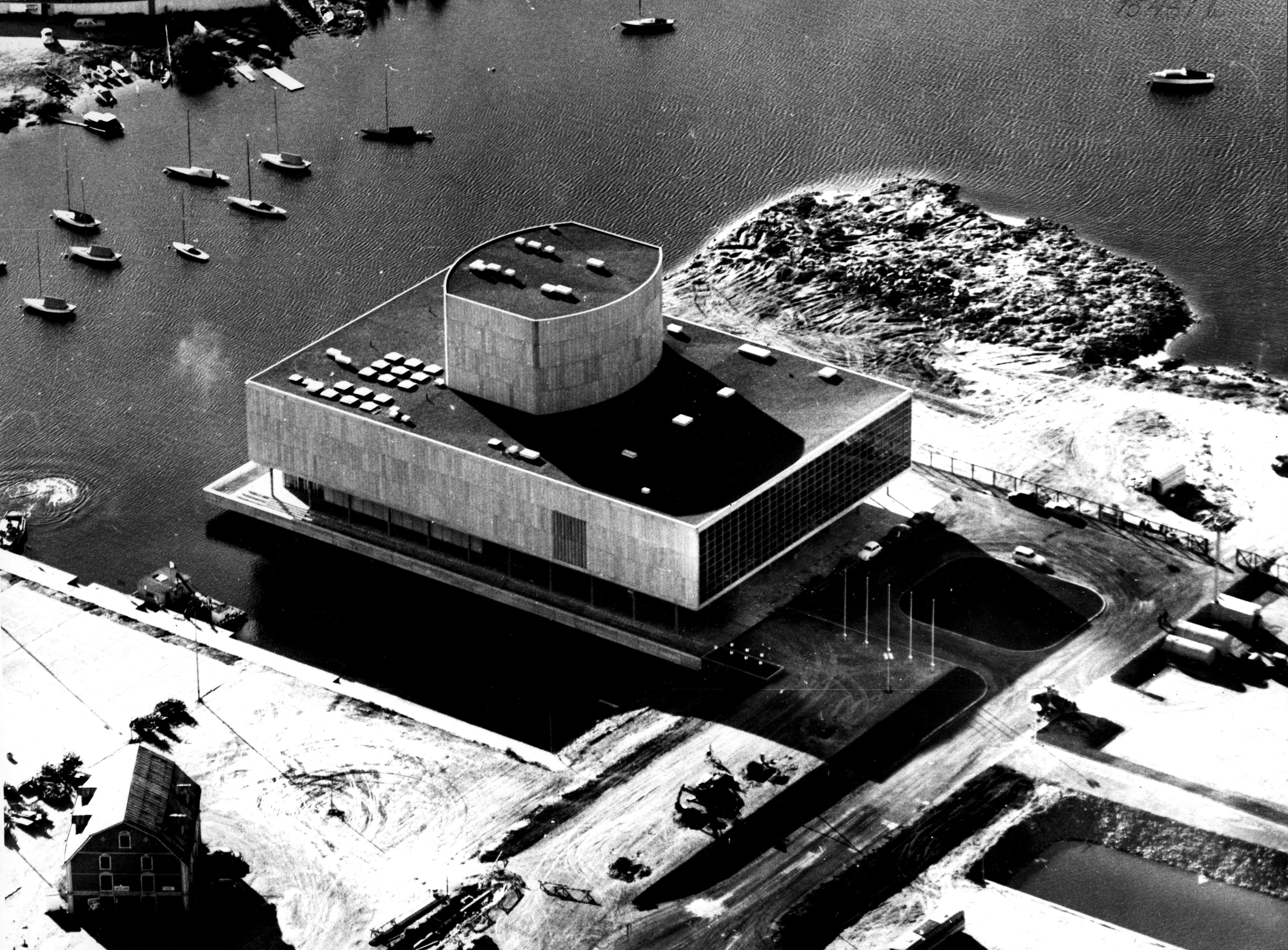 Vanha Kaleva: Kukaan ei eksynyt uuteen Oulun teatteritaloon avoimien ...