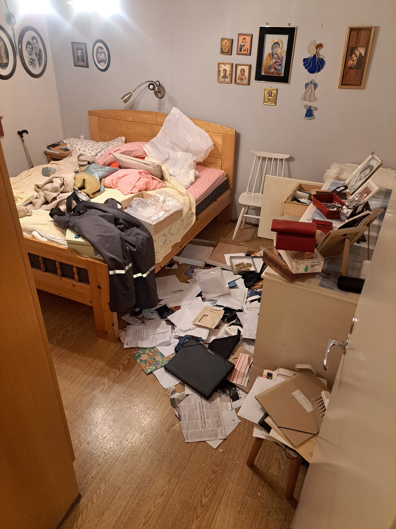 Murtovaras iski pihakiven ikkunasta sisään ja vei 90-vuotiaiden ...