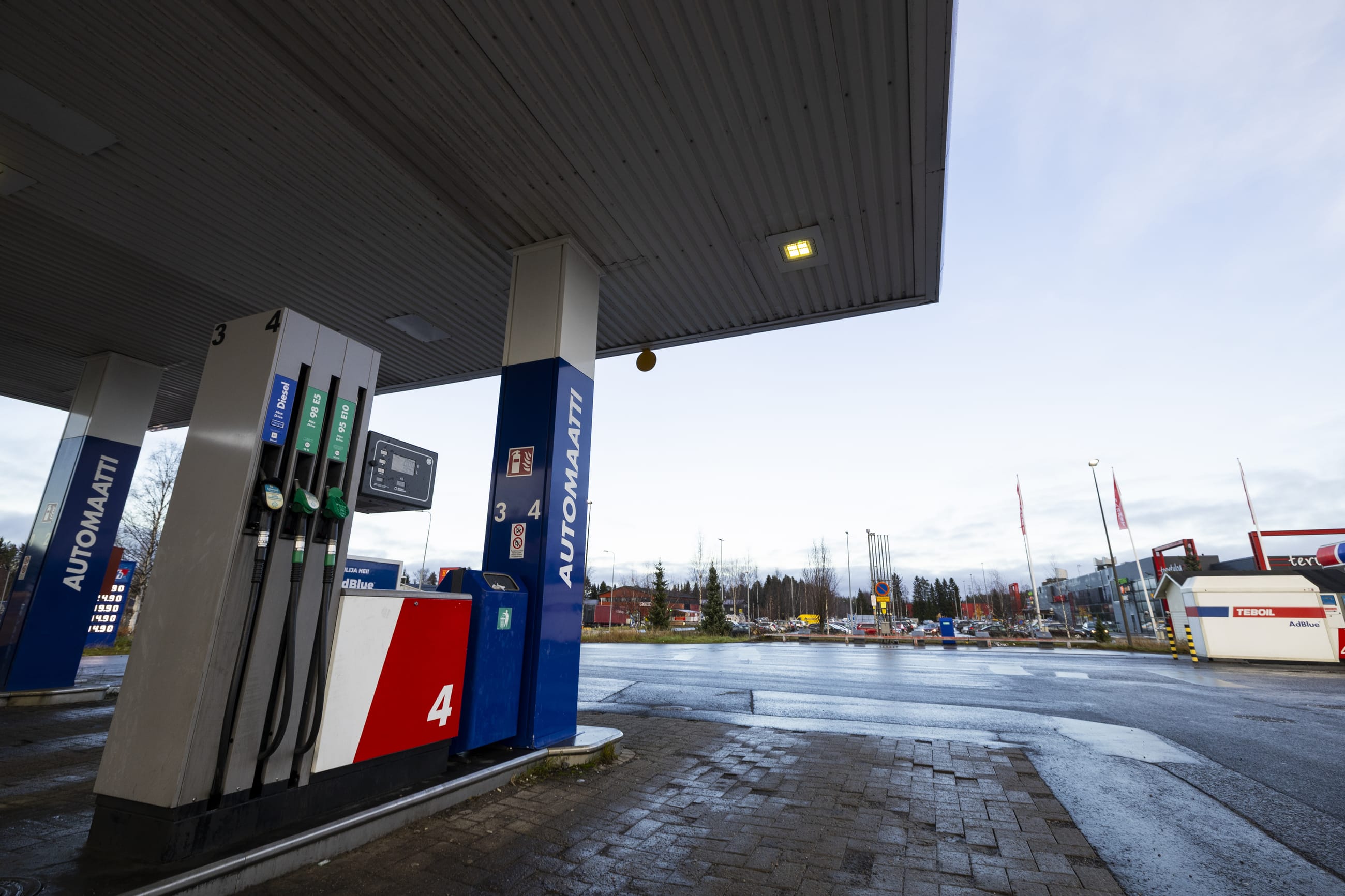 Teboilin kerrotaan ajavan toimintojaan alas, osa polttoaineista ...