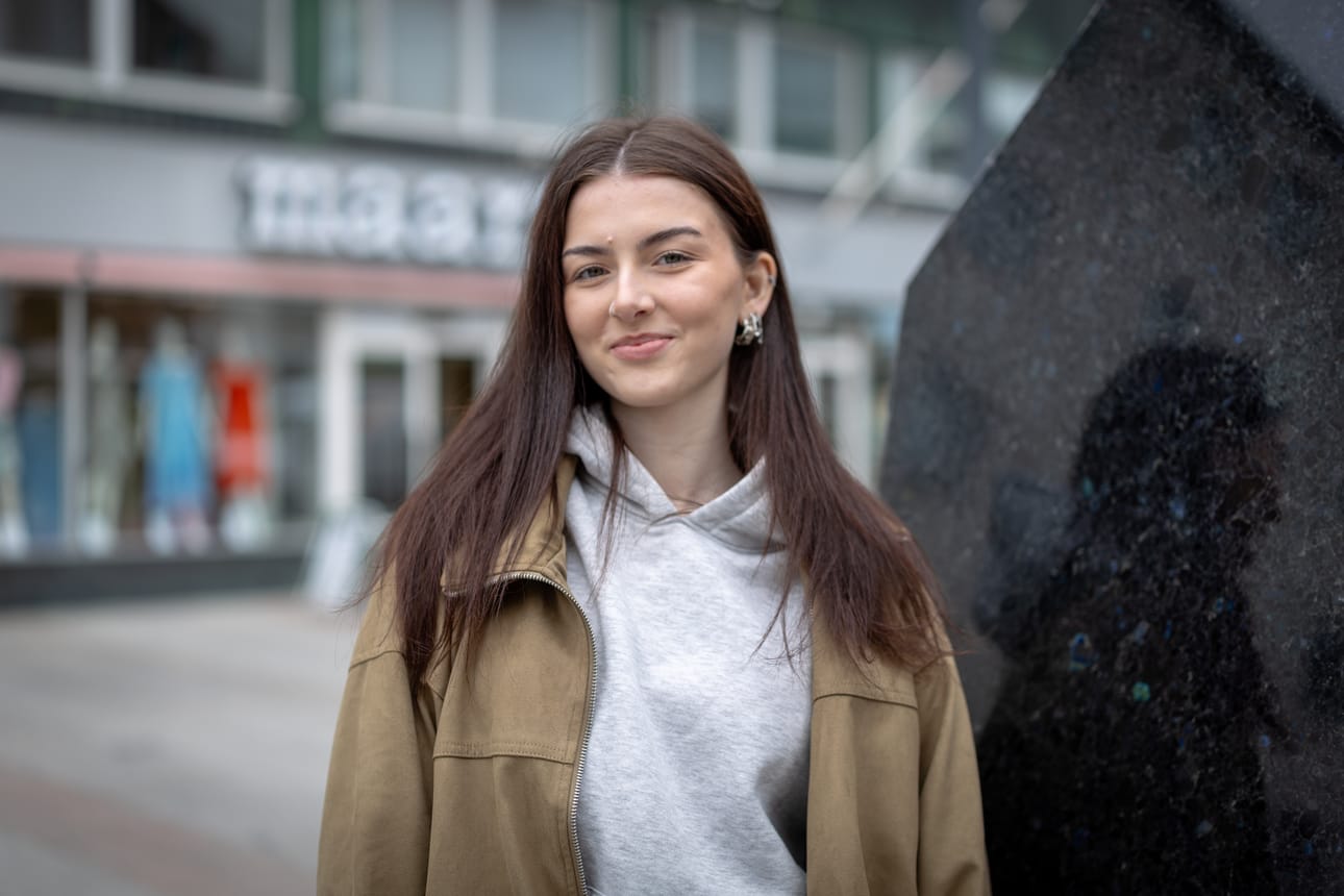 Ukrainasta sotaa paennut Alina Diadchenko, 19, valmistuu ylioppilaaksi ...