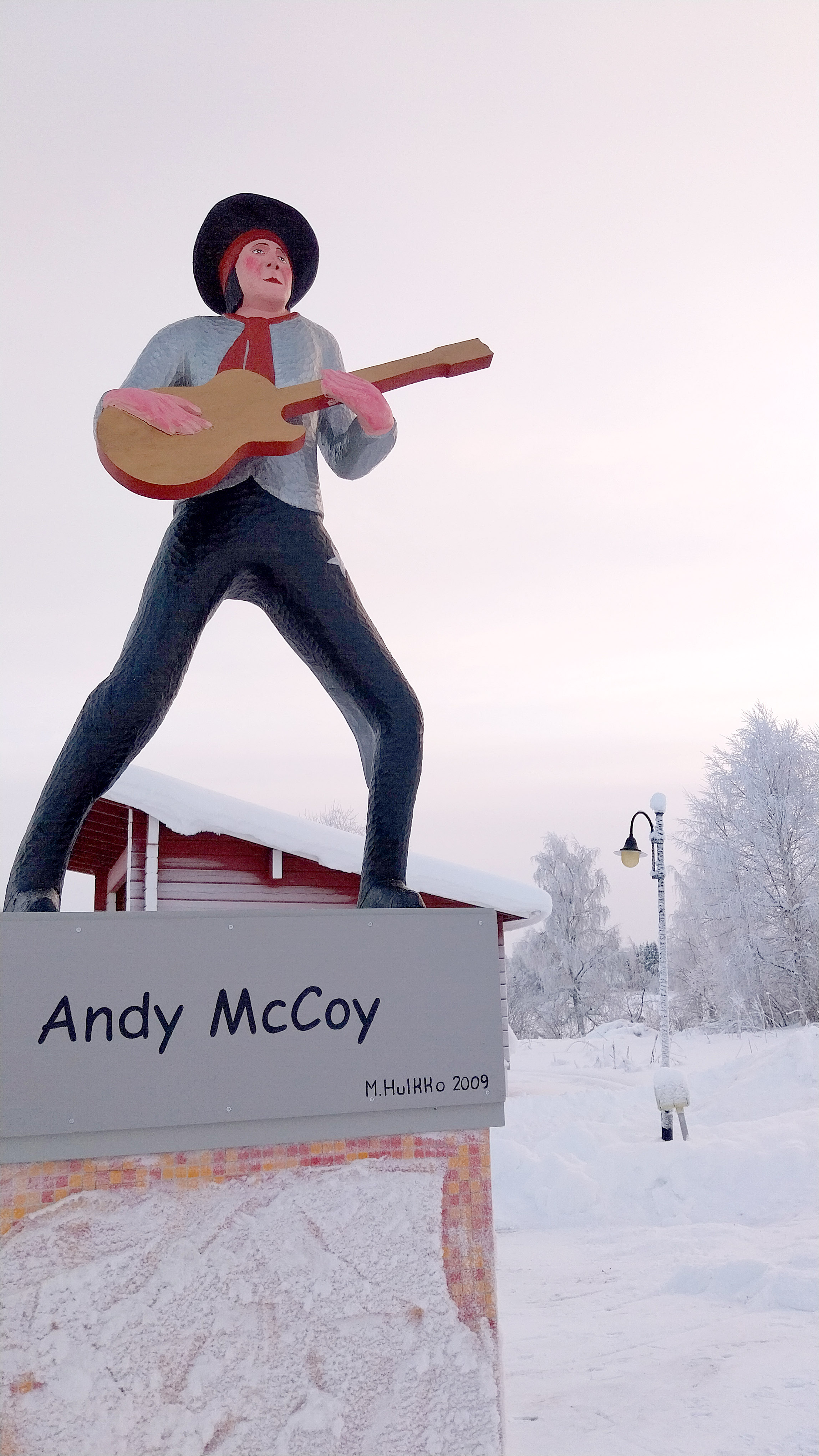 Traktorin töytäisemäksi joutunut Andy McCoy -patsas seisoo taas ...