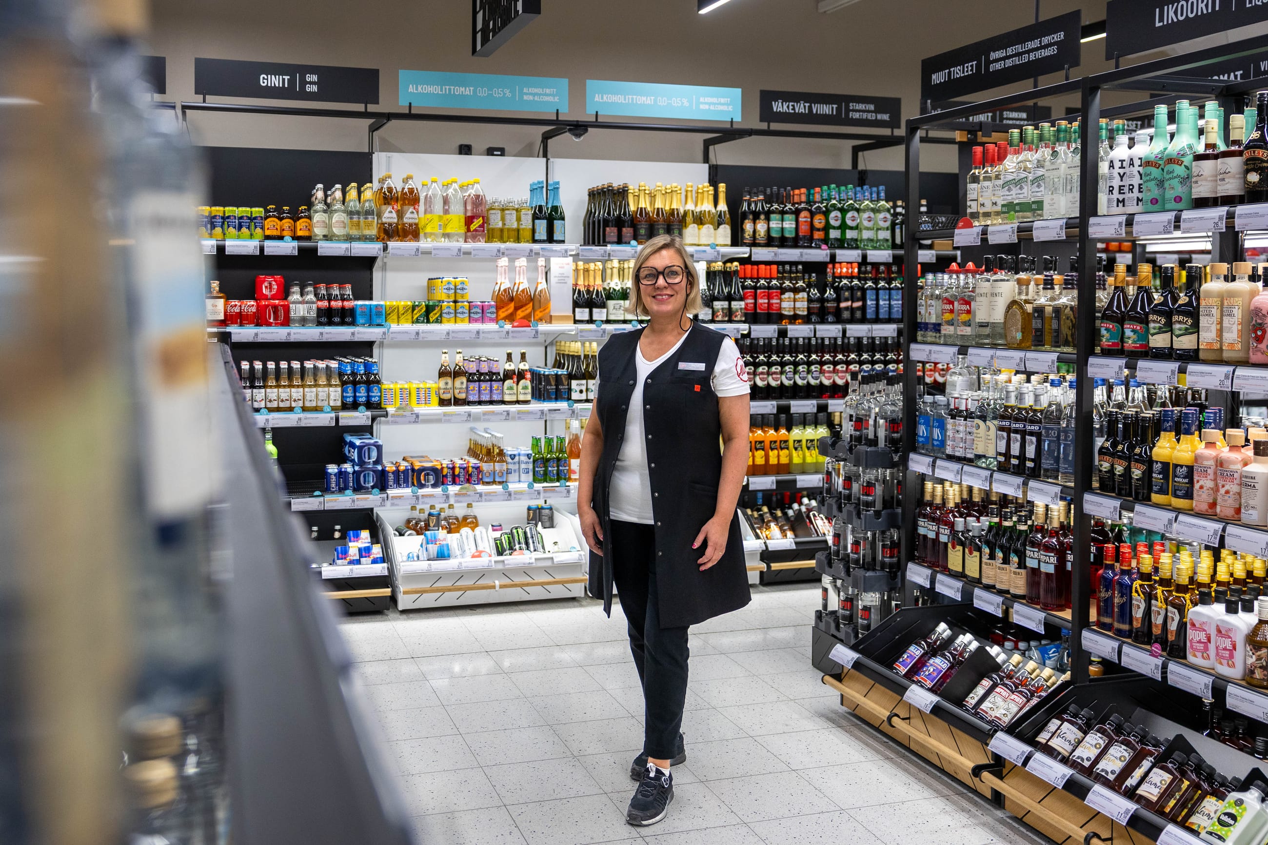 Yli 20 vuotta Alkossa työskennellyt Salla Sallmén näkee, miten yhä useampi ostaa alkoholittomia ...