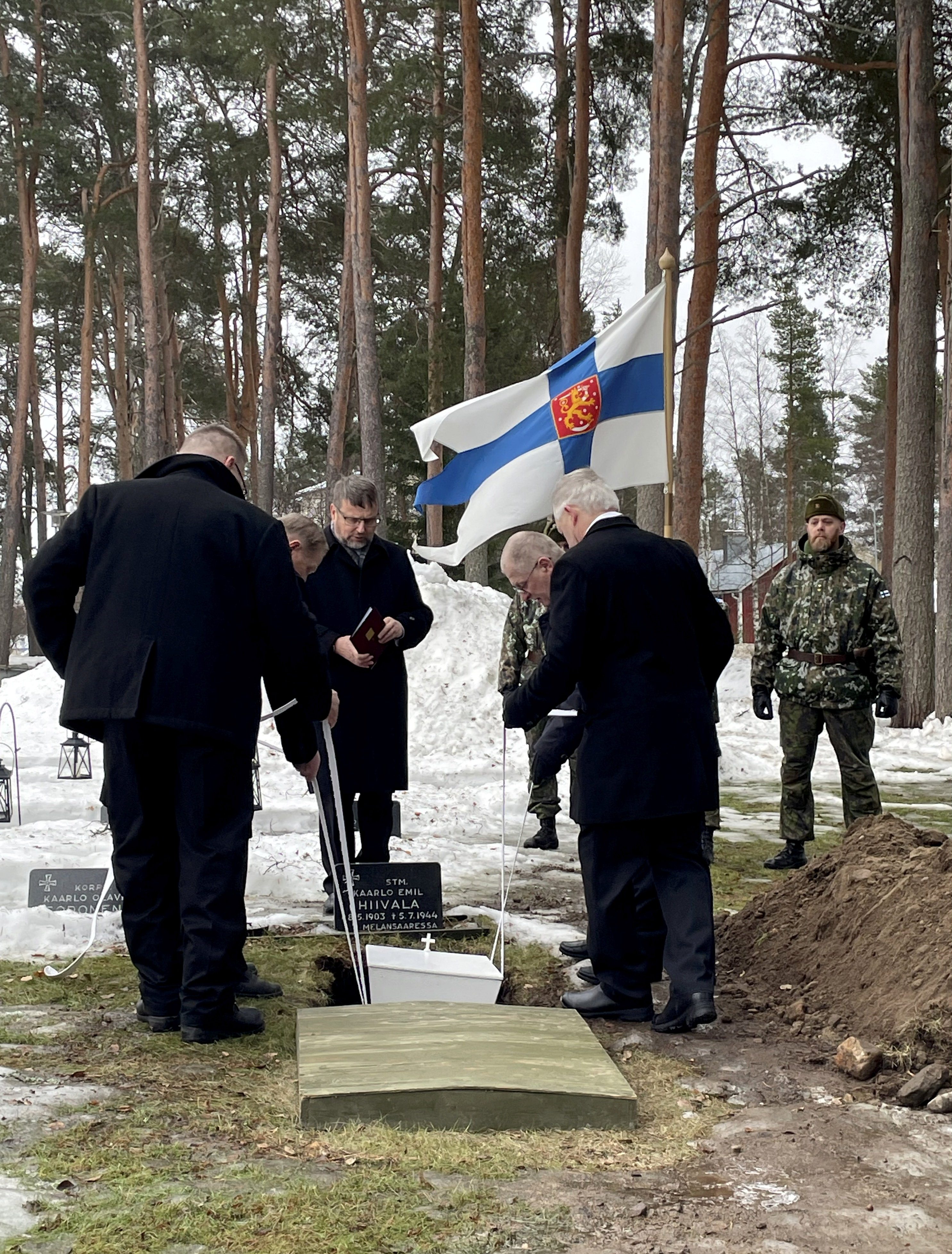 Jatkosodassa kadonnut Kaarlo Emil Hiivala haudattiin sankarimenoin ...