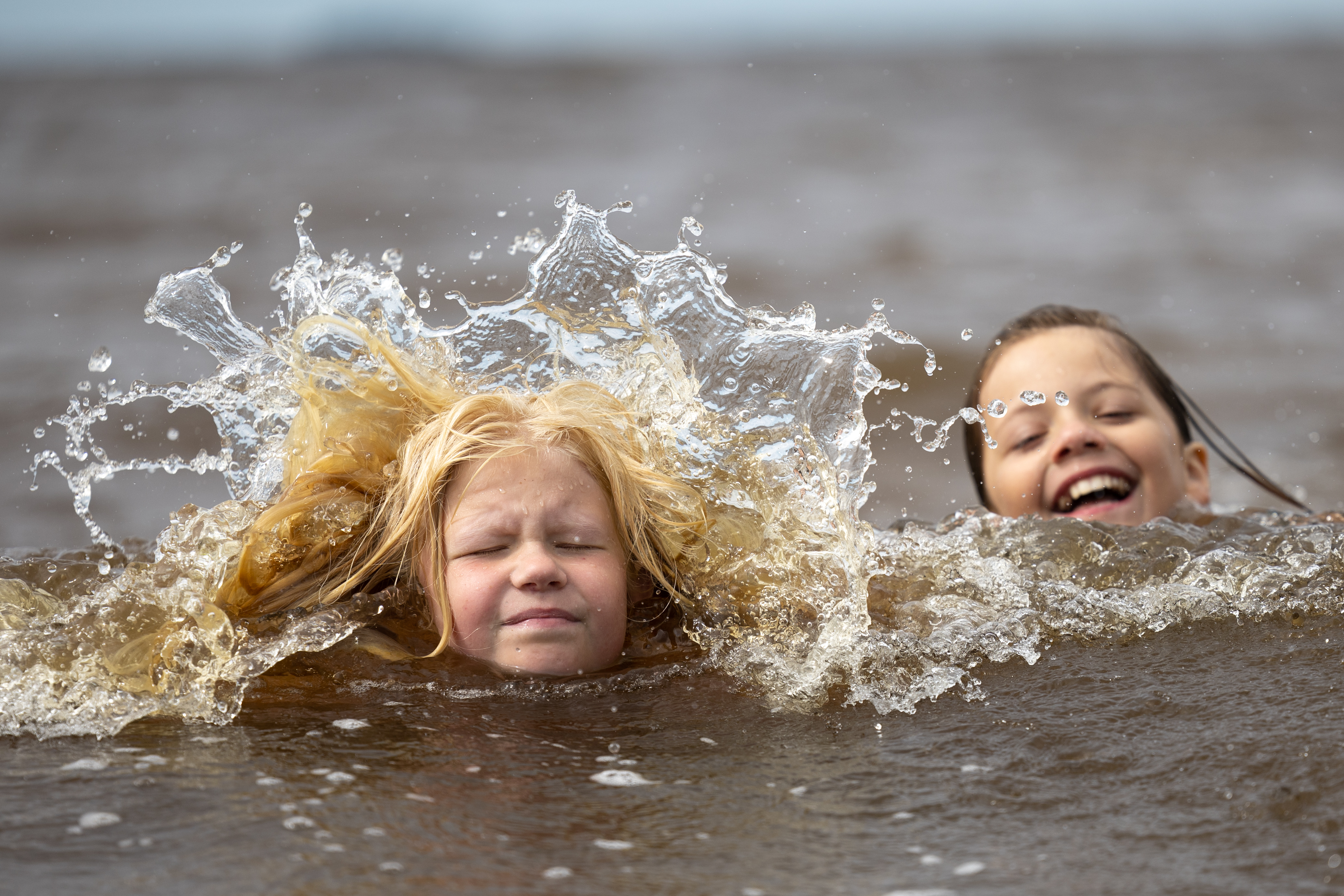 Uimataito alkaa suihkusta ja uimalaseista – lapsen olisi tärkeää osata ...