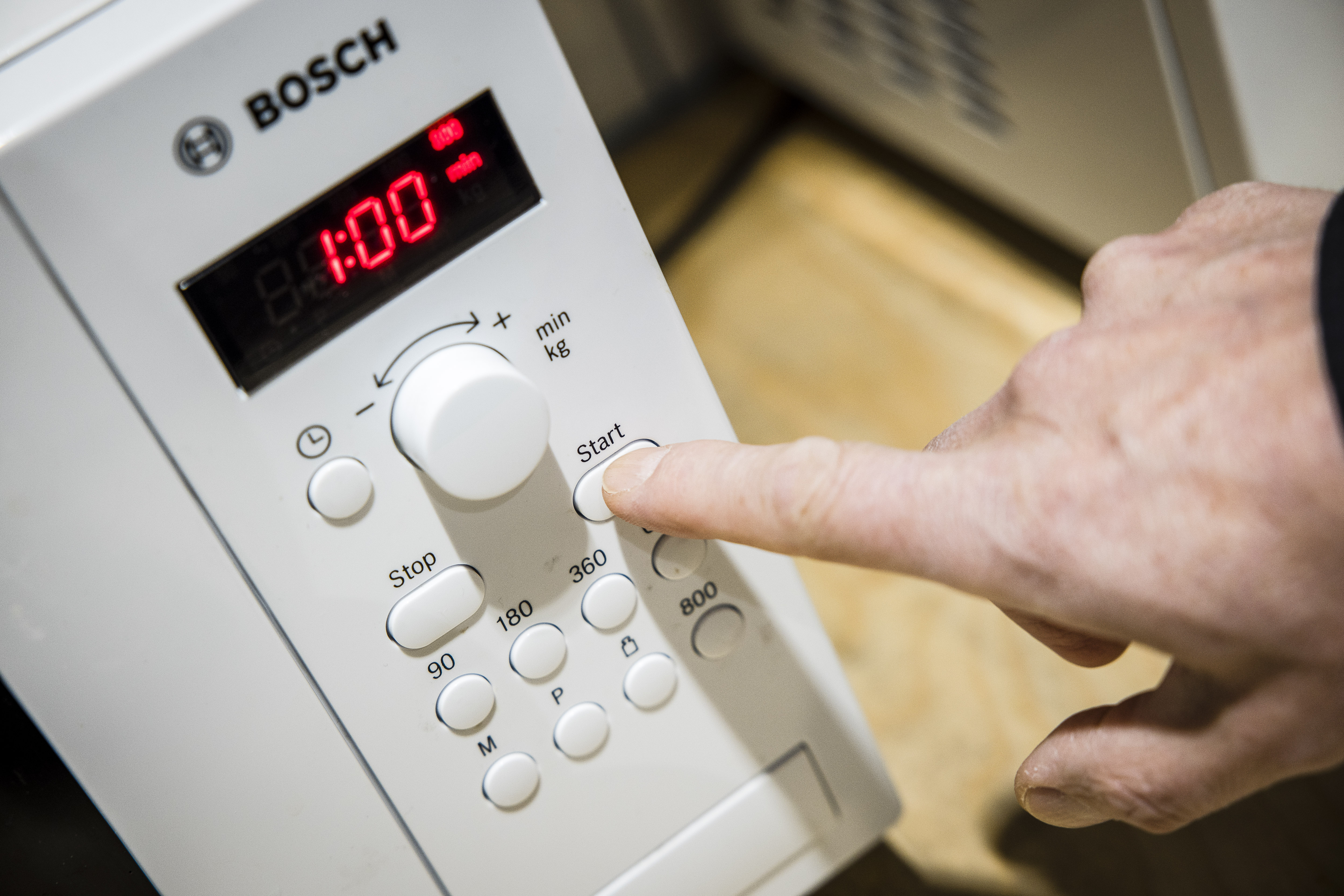 Savuttava mikroaaltouuni aiheutti palohälytyksen Kalajoella – yksi ...