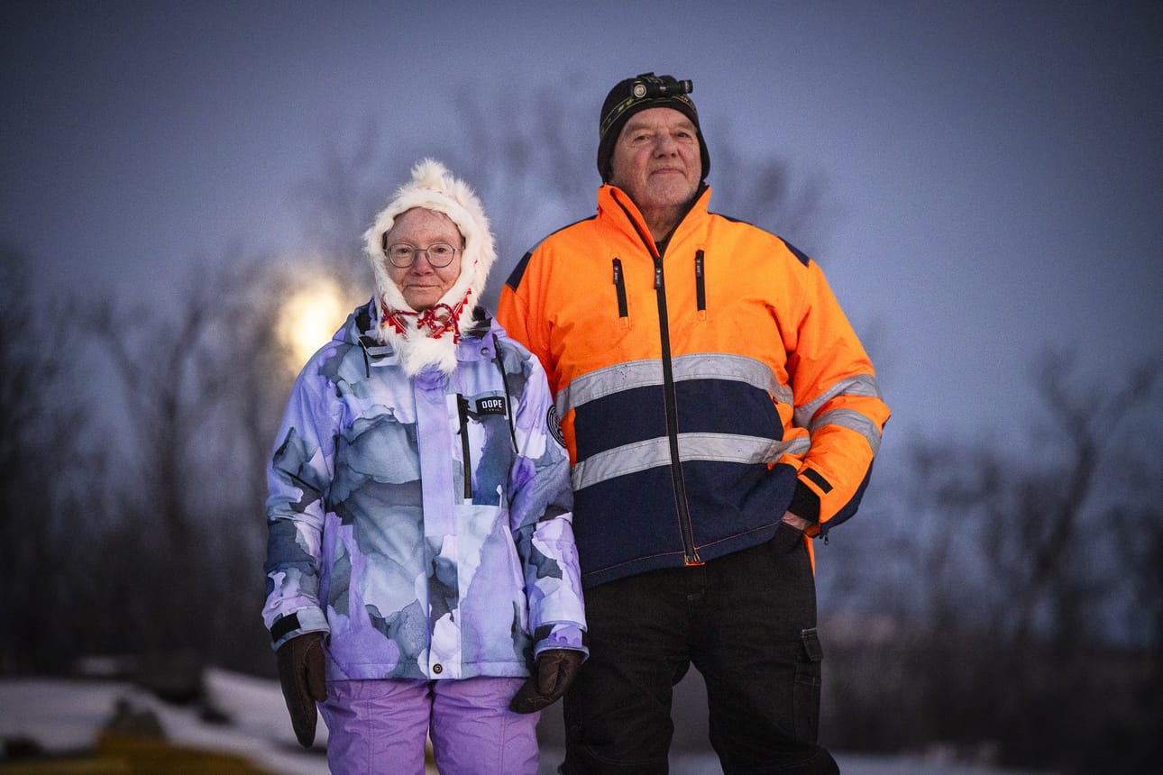 Kotipihalle levinneitä lohia ja rekka vastaantulevien kaistalla ...