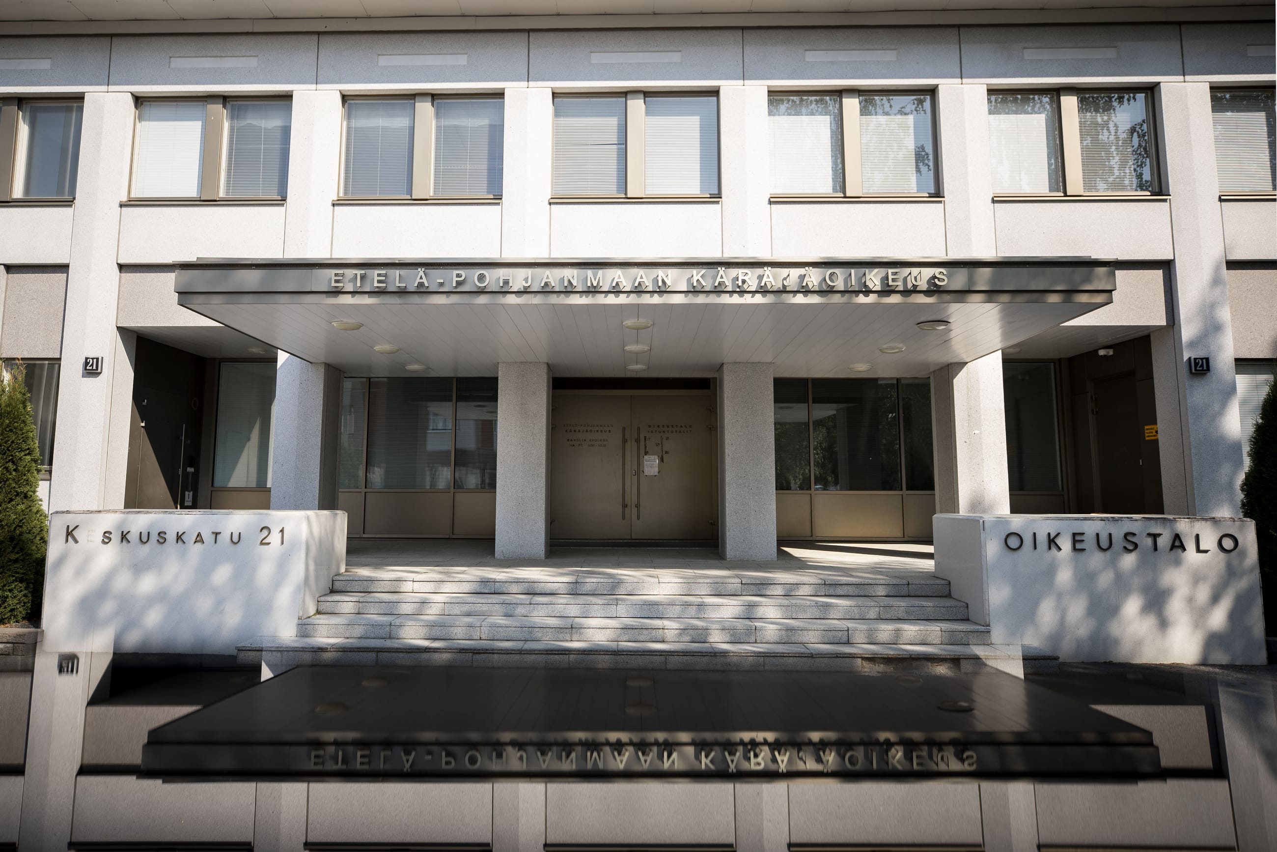 Vanhus putosi nostimesta ja kuoli muutamia päiviä myöhemmin – Oikeus ...