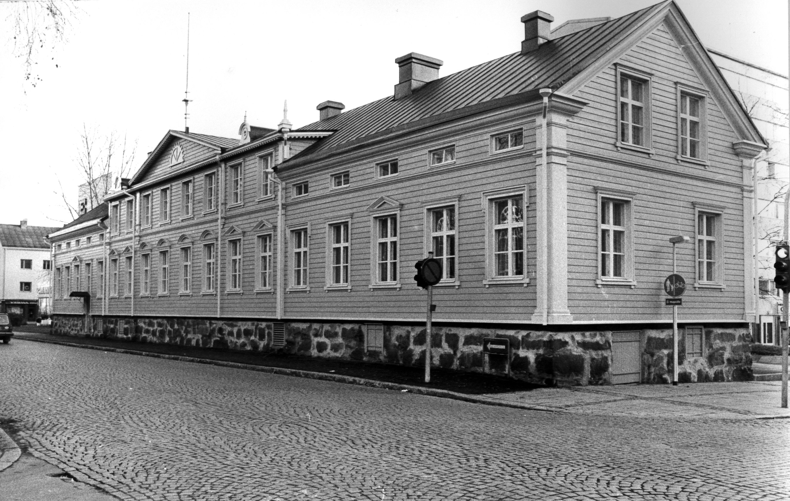 Vanhat kuvat: Menneen maailman satumaiset talot Oulussa – tällainen oli ...