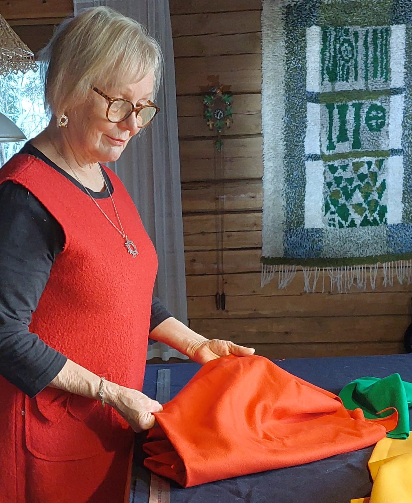 Posiolaistaustainen Sinikka Säkkinen ompeli Linnan juhliin ...