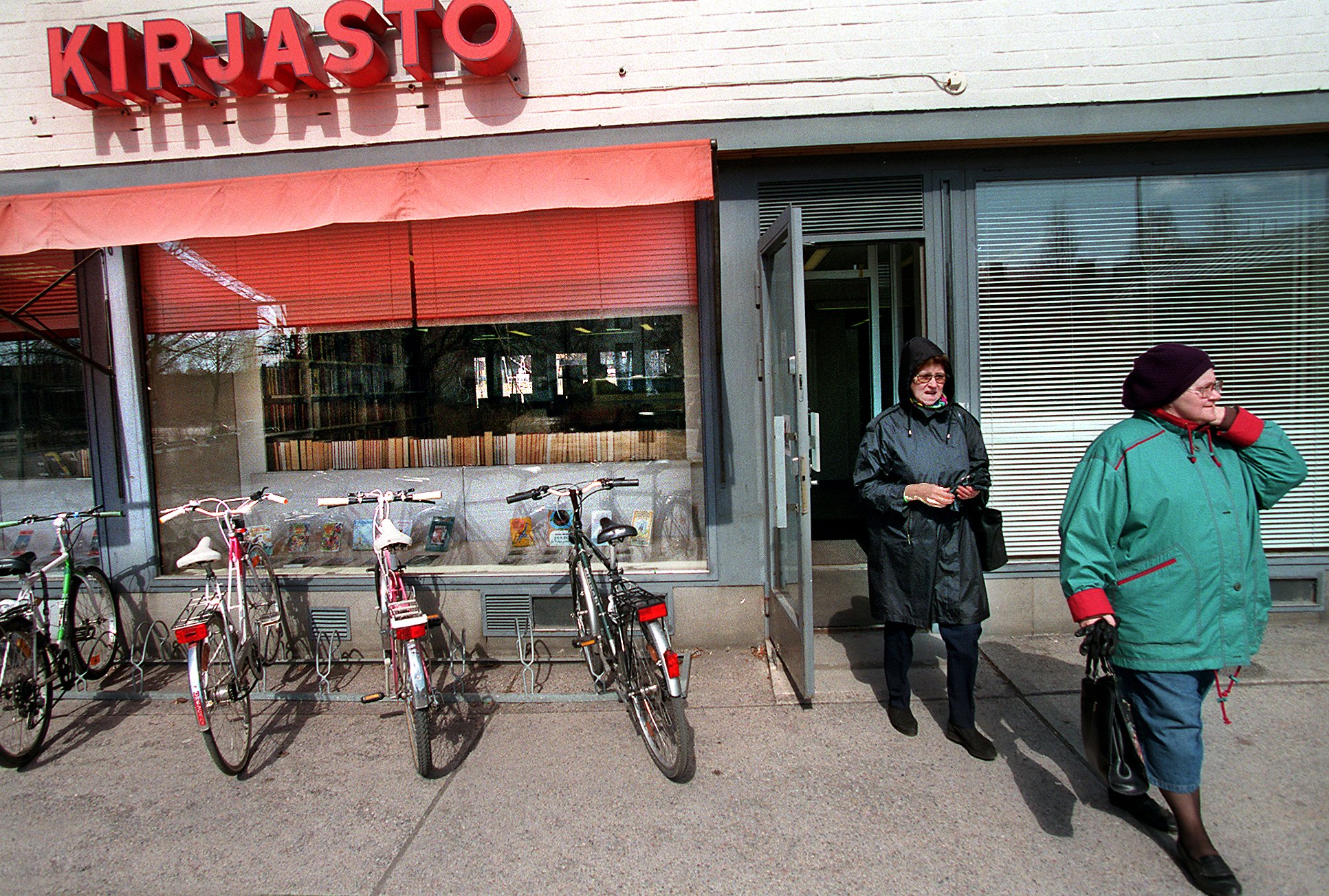 Vanhat kuvat: Tuirassa oli 90-luvulla Rimi-kauppa, postikonttori ja ...