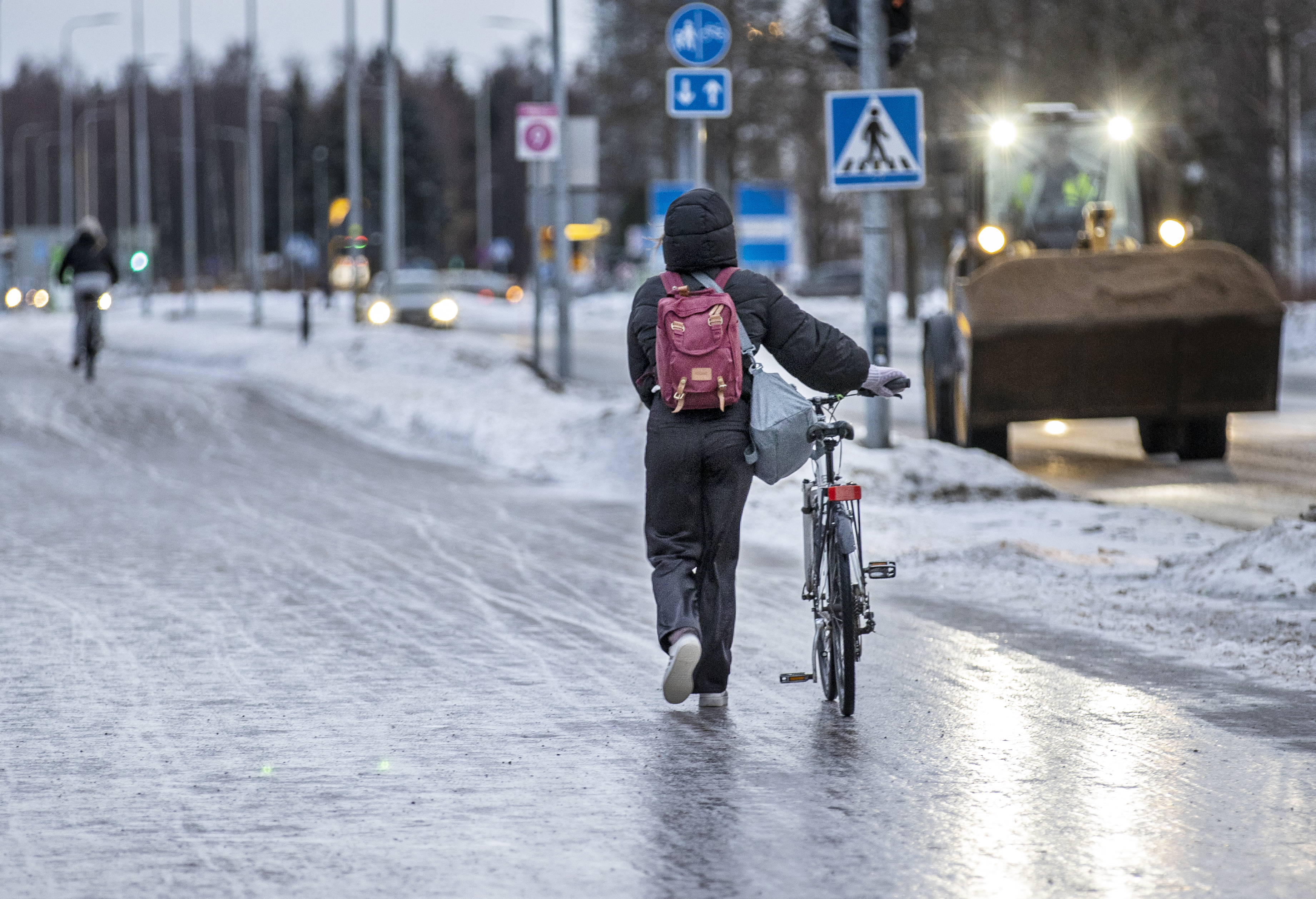 Vesisade teki kulkuväylistä petollisen liukkaita – Oulussa useita ...