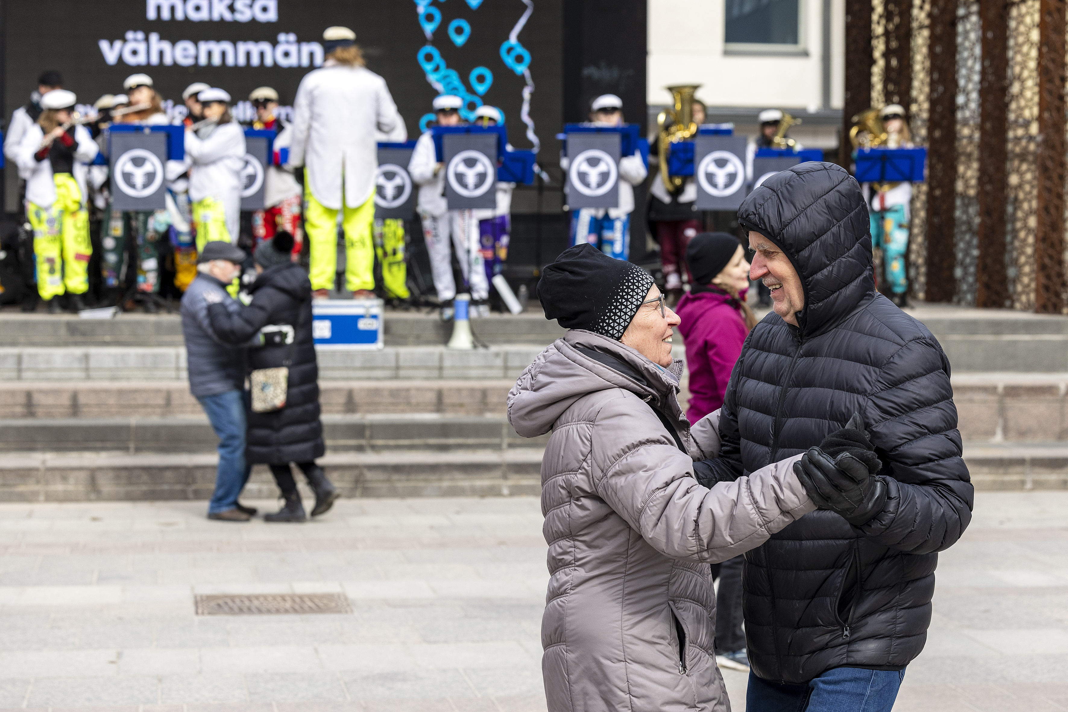 Lavatanssit pakkastuulessa houkuttivat tanssimaan – Teekkaritorvet ...