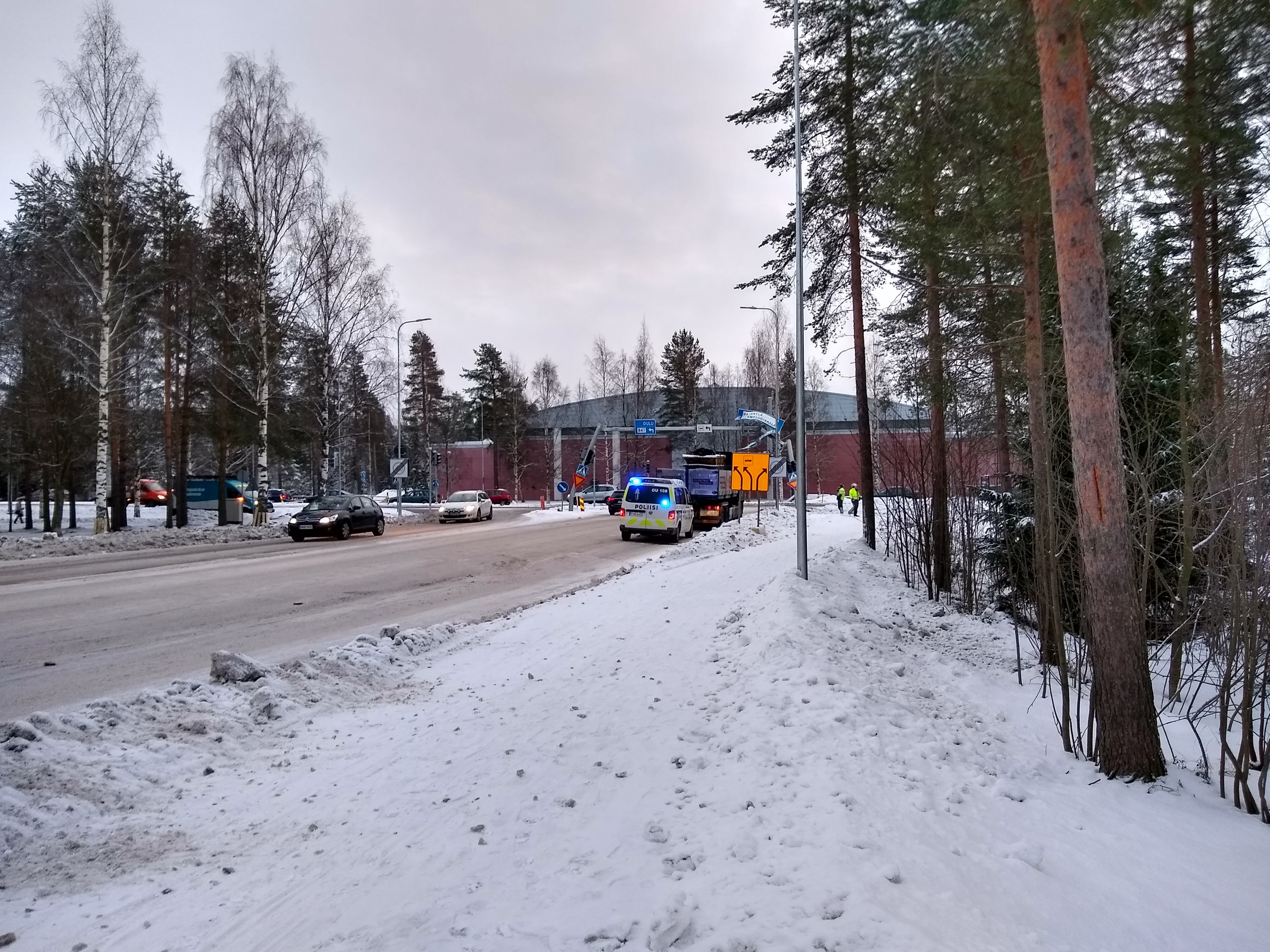 Kuorma-auton nosturi törmäsi valotolppaan ja liikennemerkkeihin ...