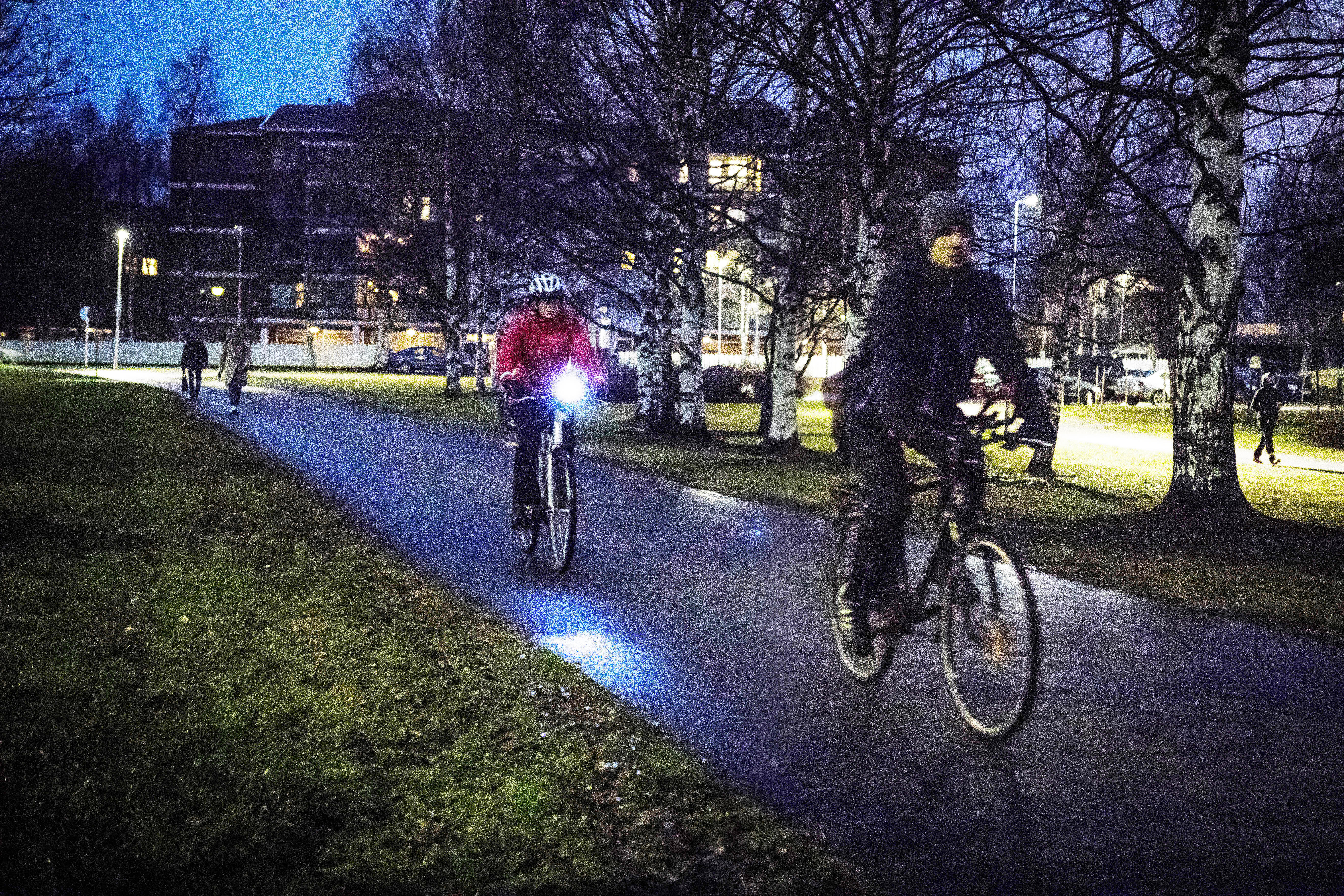 Pyöräilijä, älä ole musta möykky pimeässä illassa – lue vinkit lain velvoittamien valojen ...