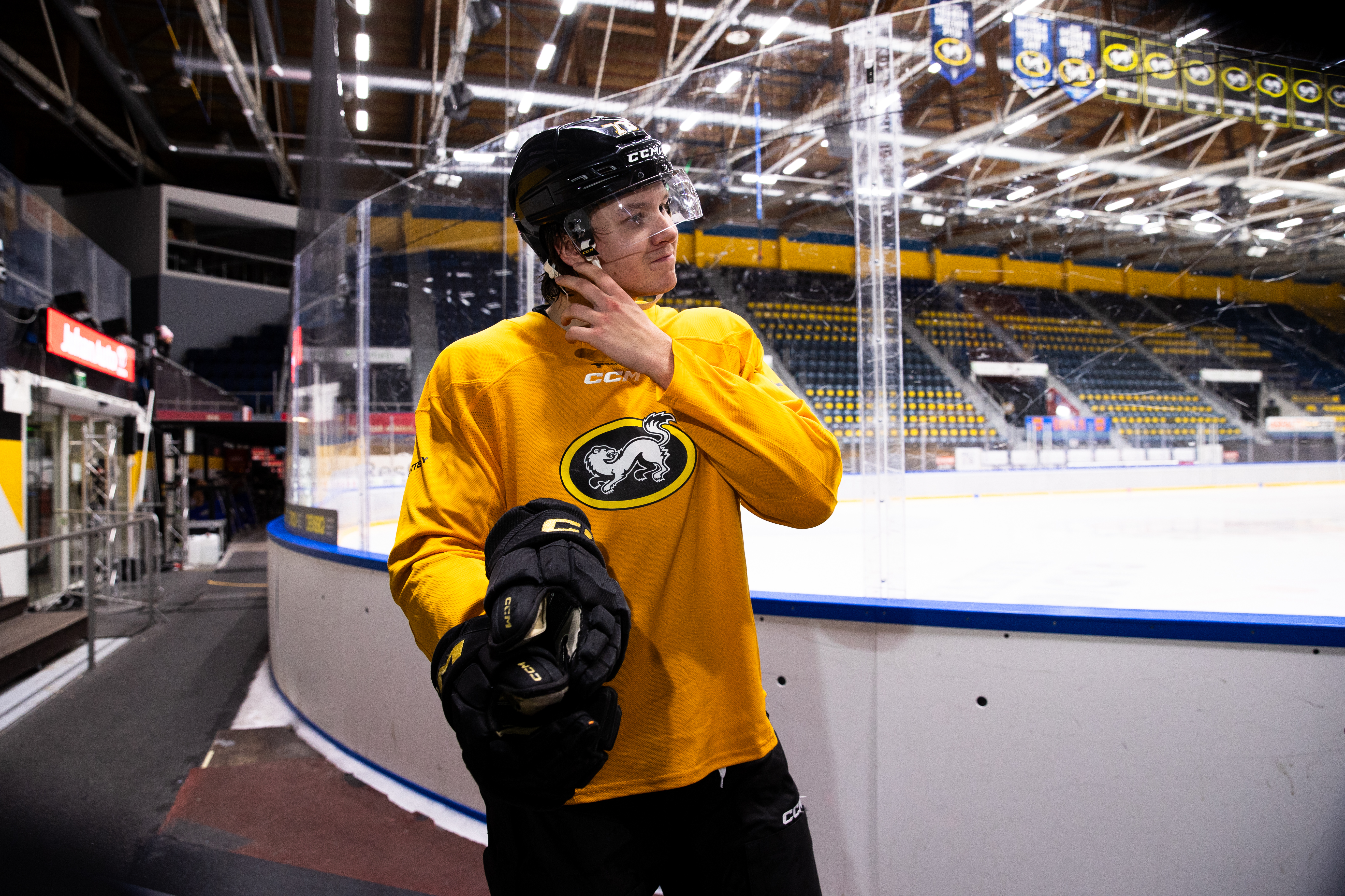 Nyt puhuu Emil Pieniniemi, joka uhmasi NHL-seuransa komennusta ja lensi ...