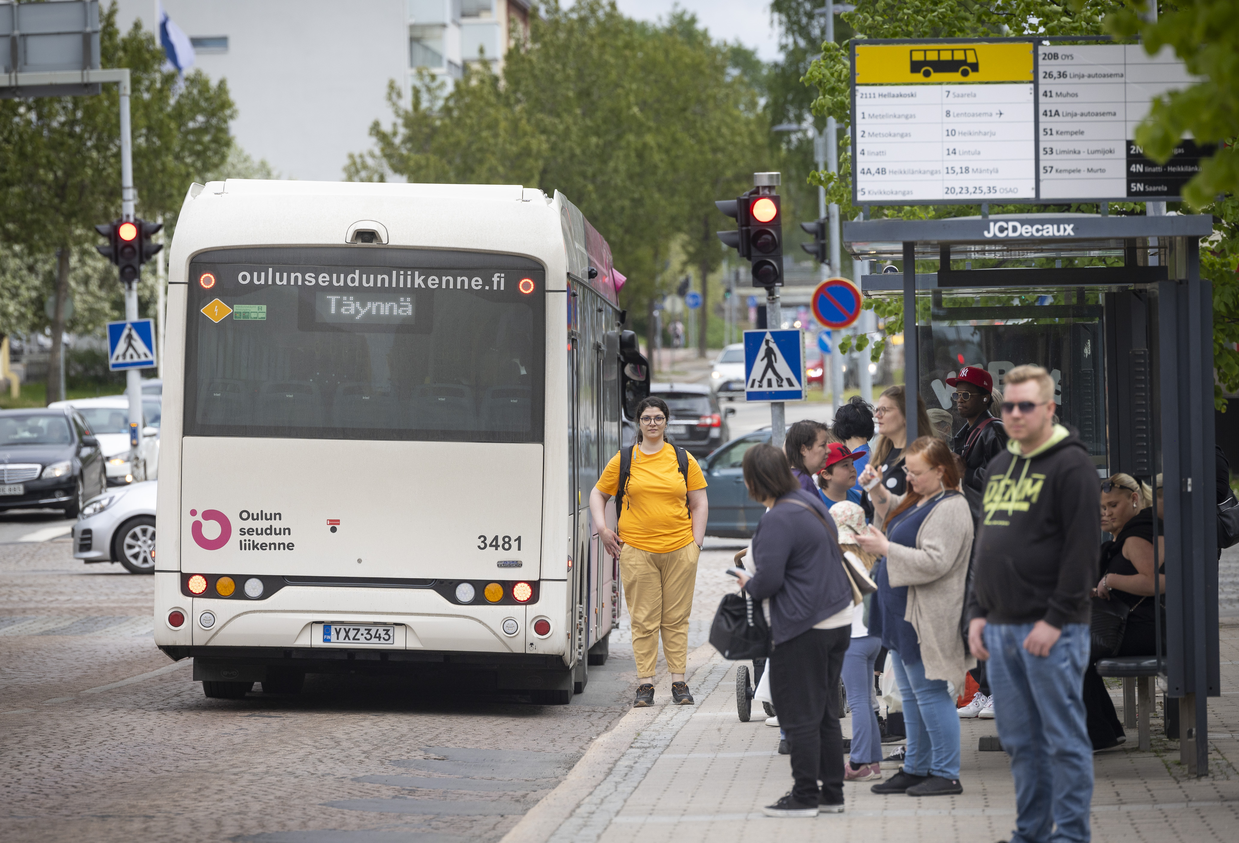 Oulun uusilla sähköbusseilla ongelmia: Pysäkeillä odotti hämmentyneitä ...