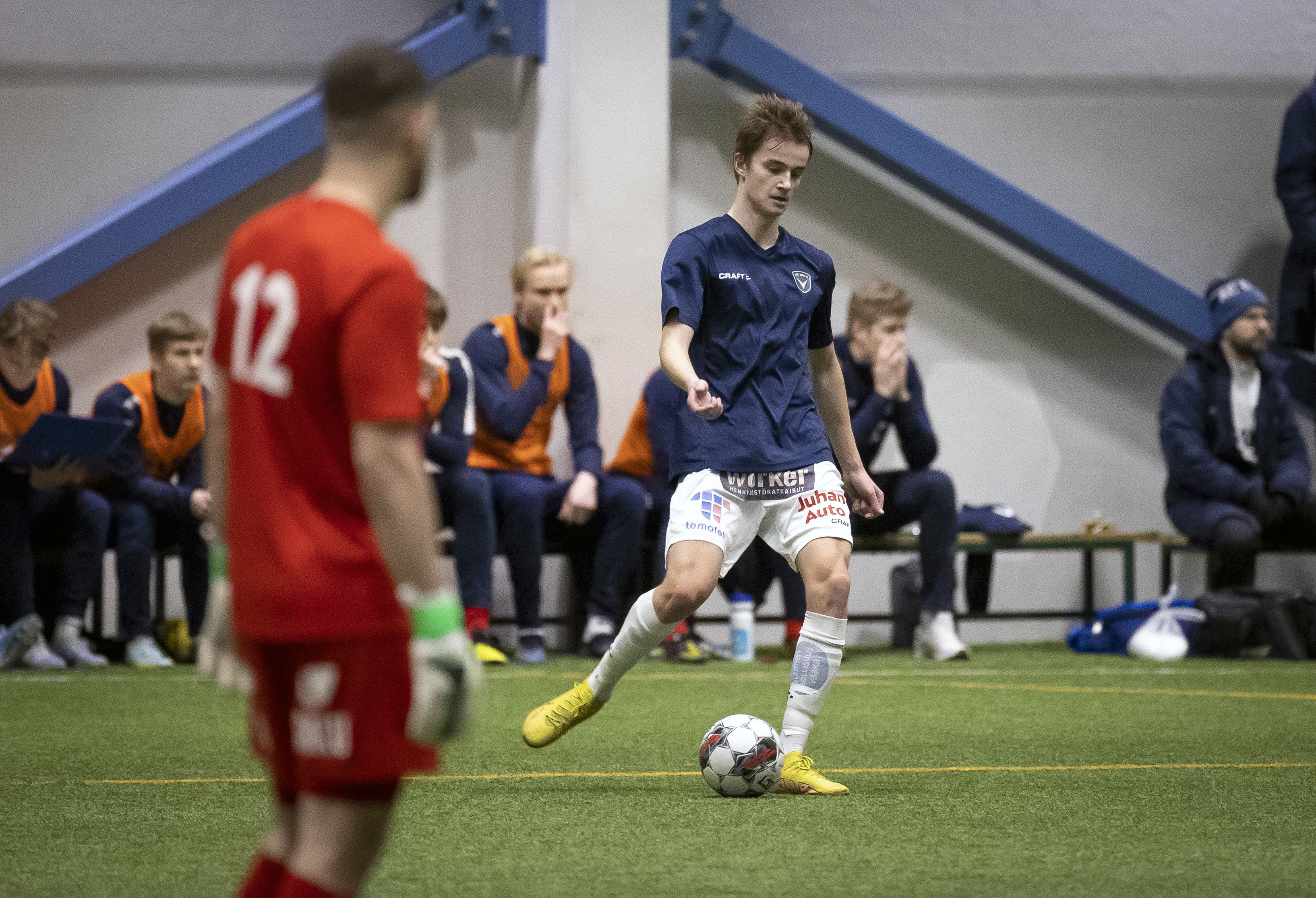 18-vuotias Eelis Taskila teki AC Oulun debyyttinsä 19-vuotiaan Miika ...
