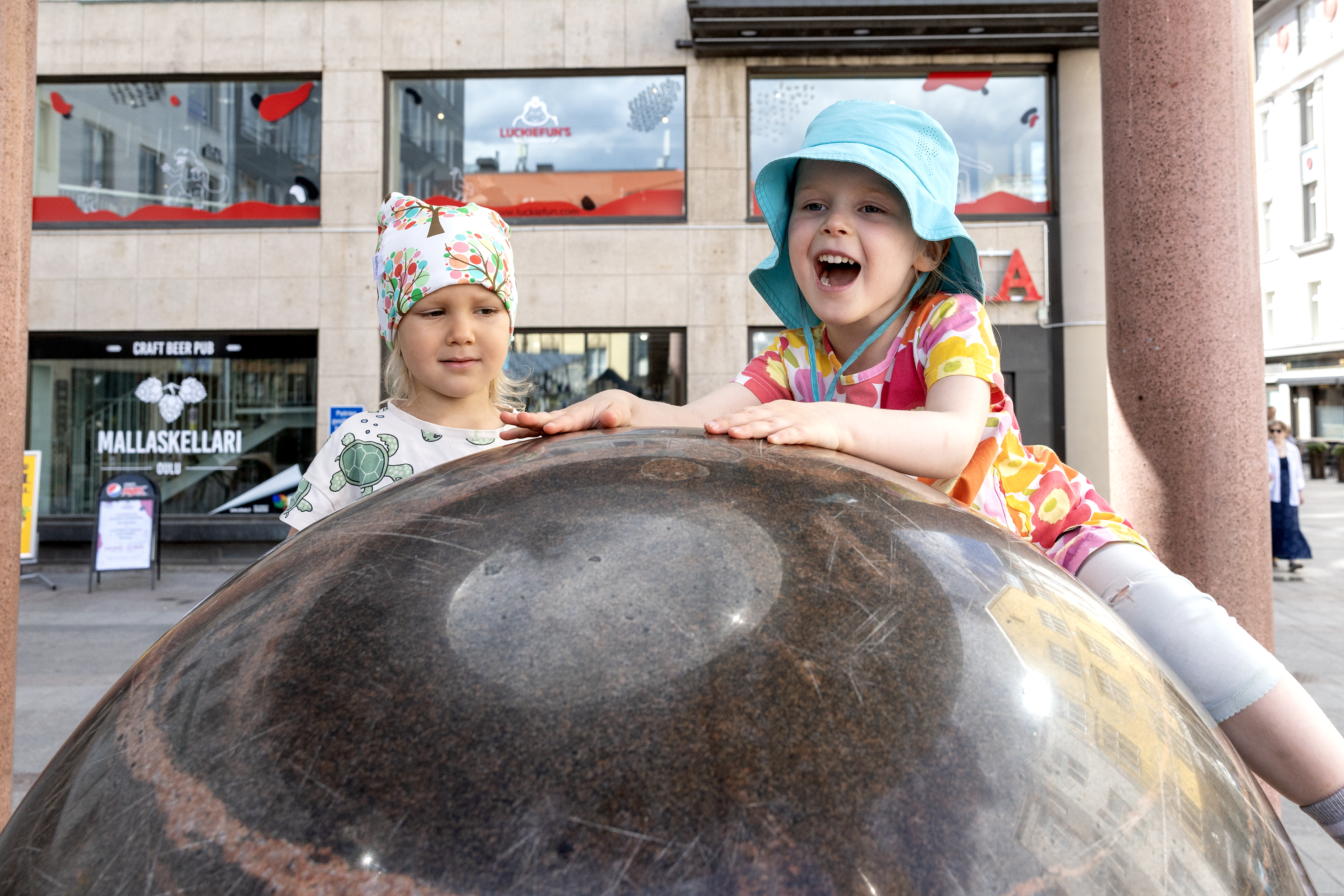 Muis­tat­ko, kun Ro­tuaa­rin pallo ha­lut­tiin hä­vit­tää? Kauppiaat ...