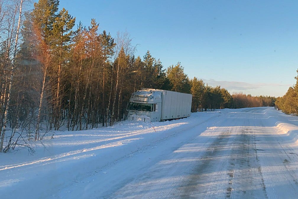 Kotipihalle levinneitä lohia ja rekka vastaantulevien kaistalla ...