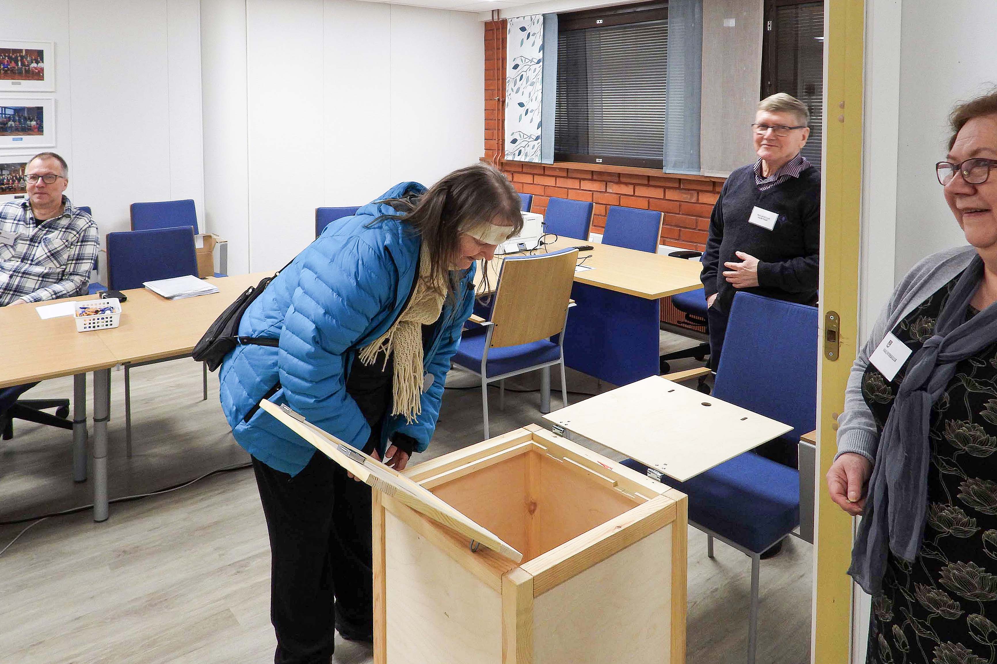 Ivalossa tyhjän uurnan tarkastanut ja ensimmäisenä äänestänyt Ulla ...