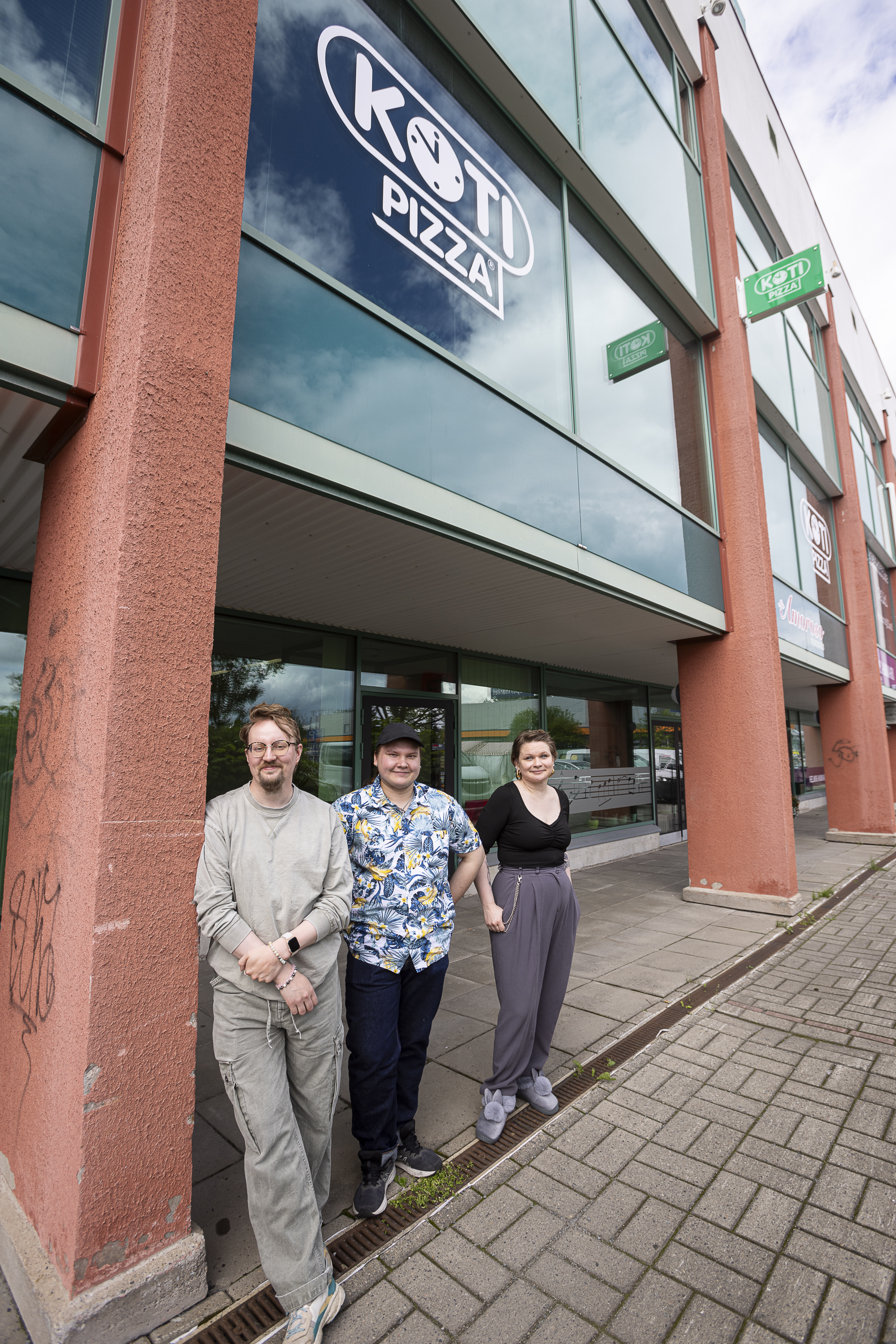 "Me olemme kyllä sellaisia selviytyjiä. Pysytään kuin torakat elossa ...