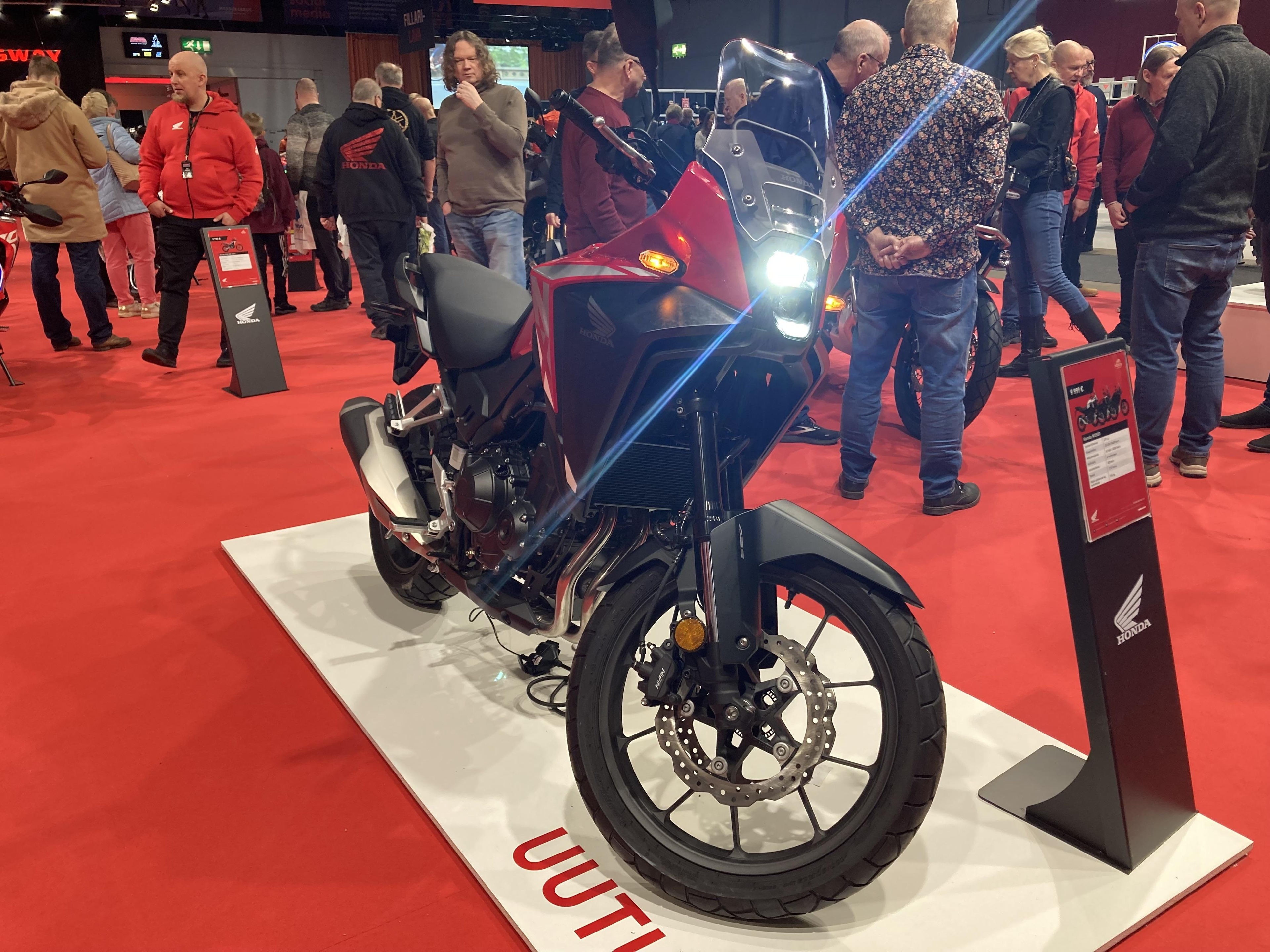 Pohjois-Euroopan suurimmat moottoripyörämessut alkoivat – väki pääsi ...