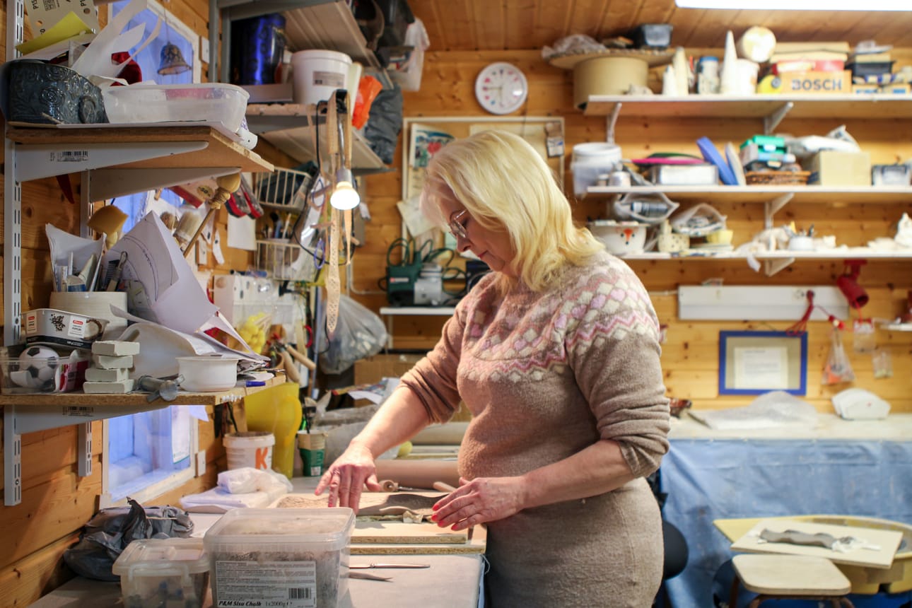 Savesta kanoiksi – Anne Anttilan keramiikkayritys Simossa sai ...