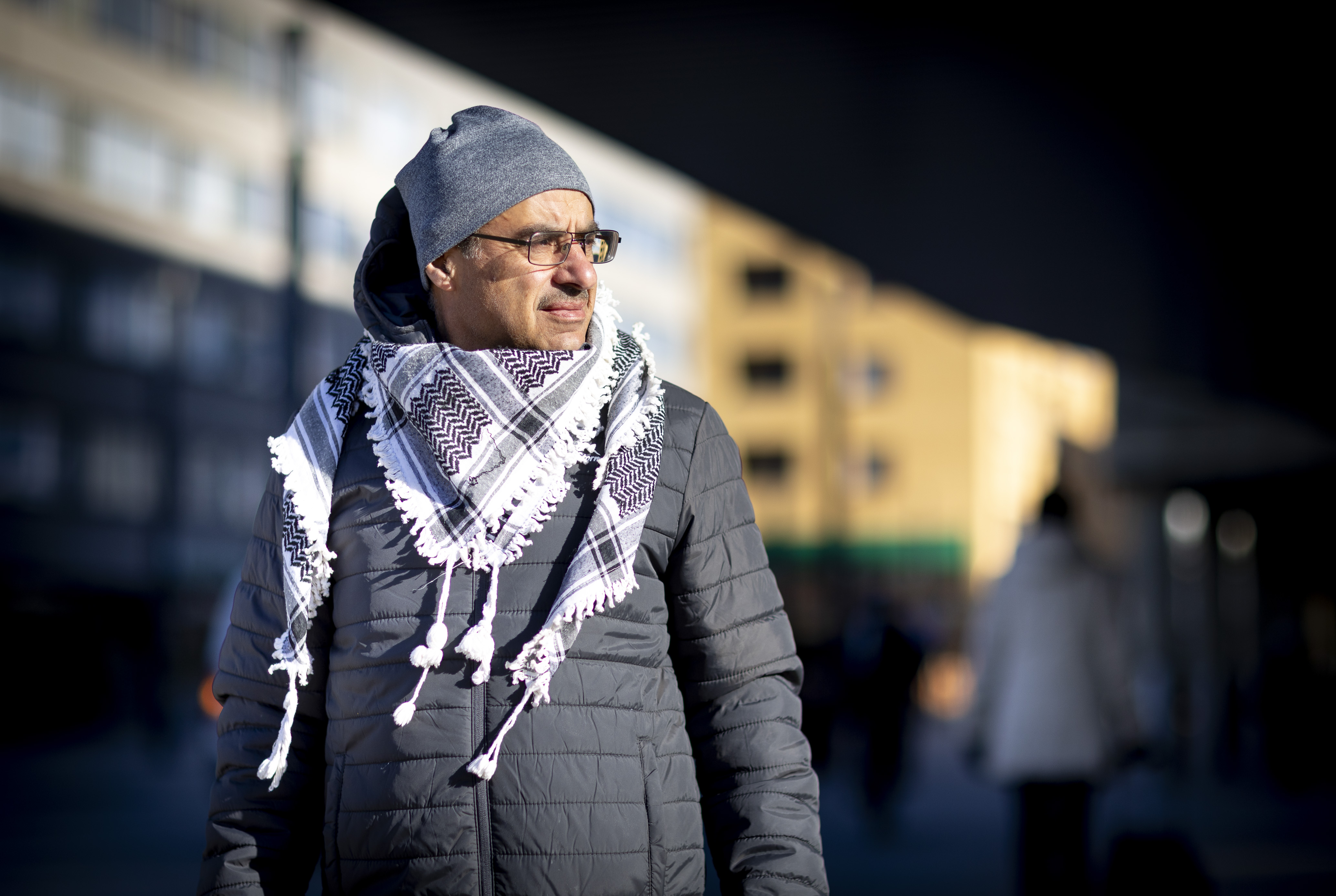 Palestiinalainen Amjad Al Amir seuraa Gazan hävitystä ja tappamista ...