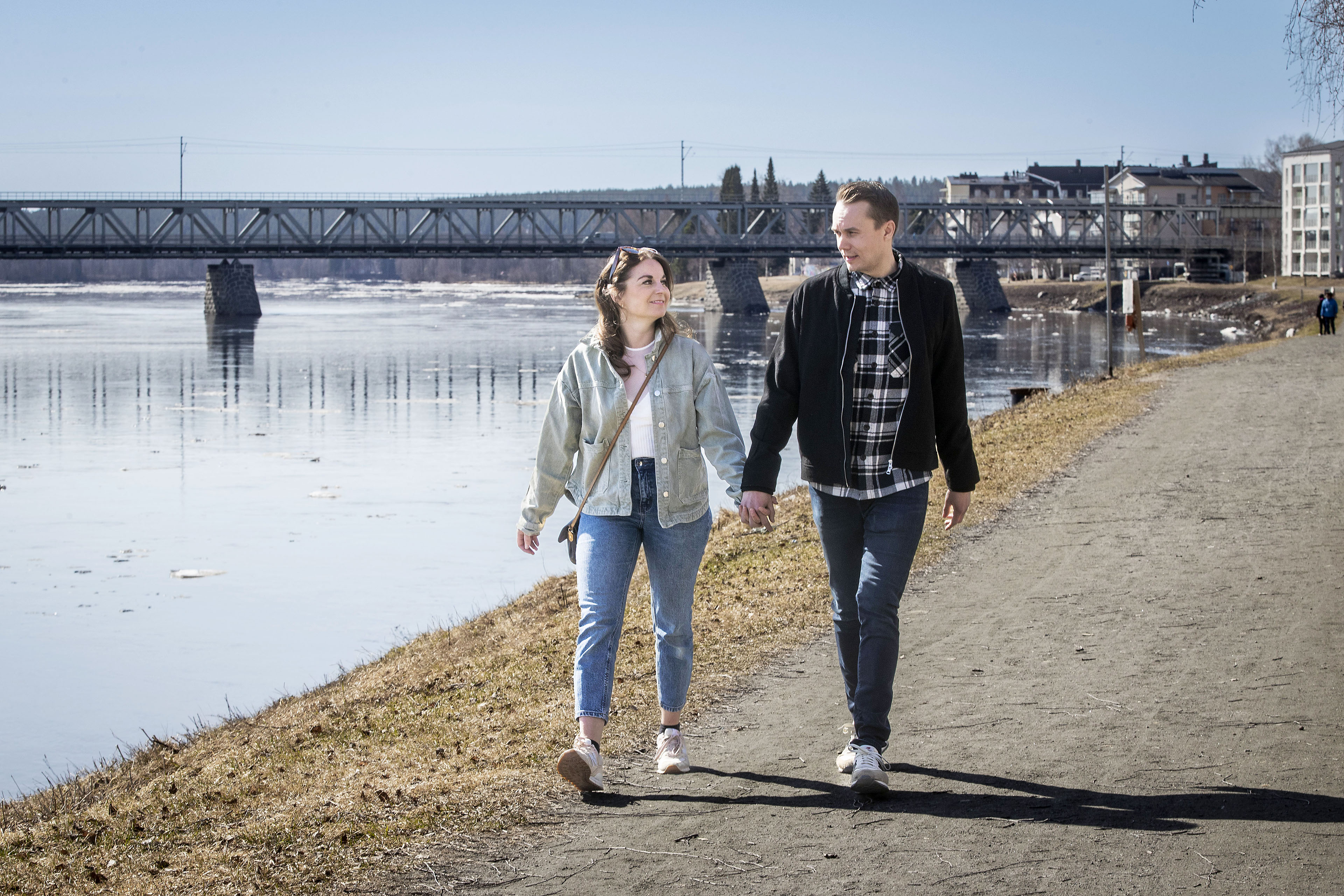 Elisan ja Juhan rakkaus roihahti oululaisessa yökerhossa – Syntyi neljä ...