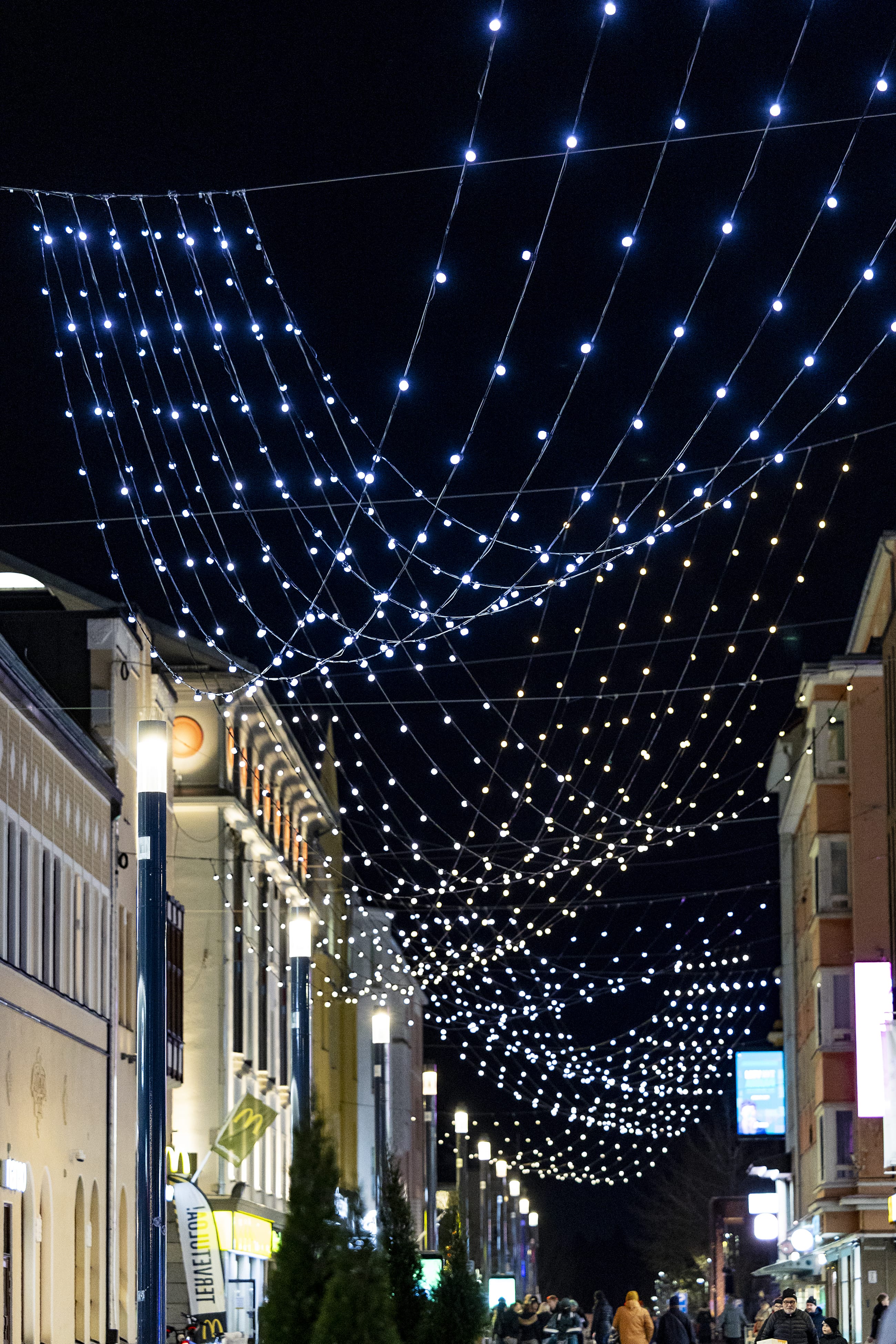 Kysyimme, missä ovat Oulun keskustan vanhat jouluvalot ja miksi uudet ...