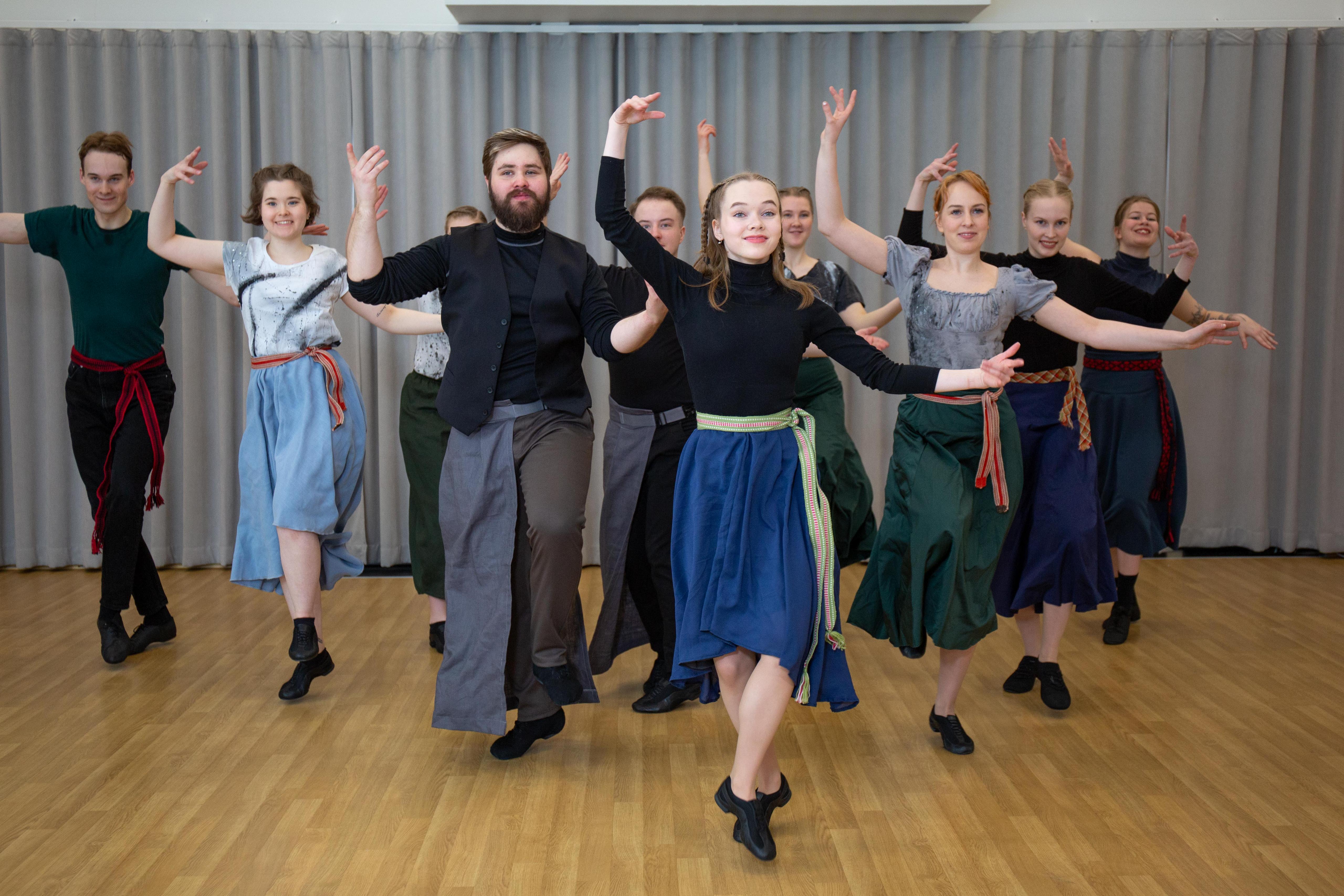 Spektaakkeli MTV Fantasy esittelee showtanssia live-dj Basti Kuhzin ...