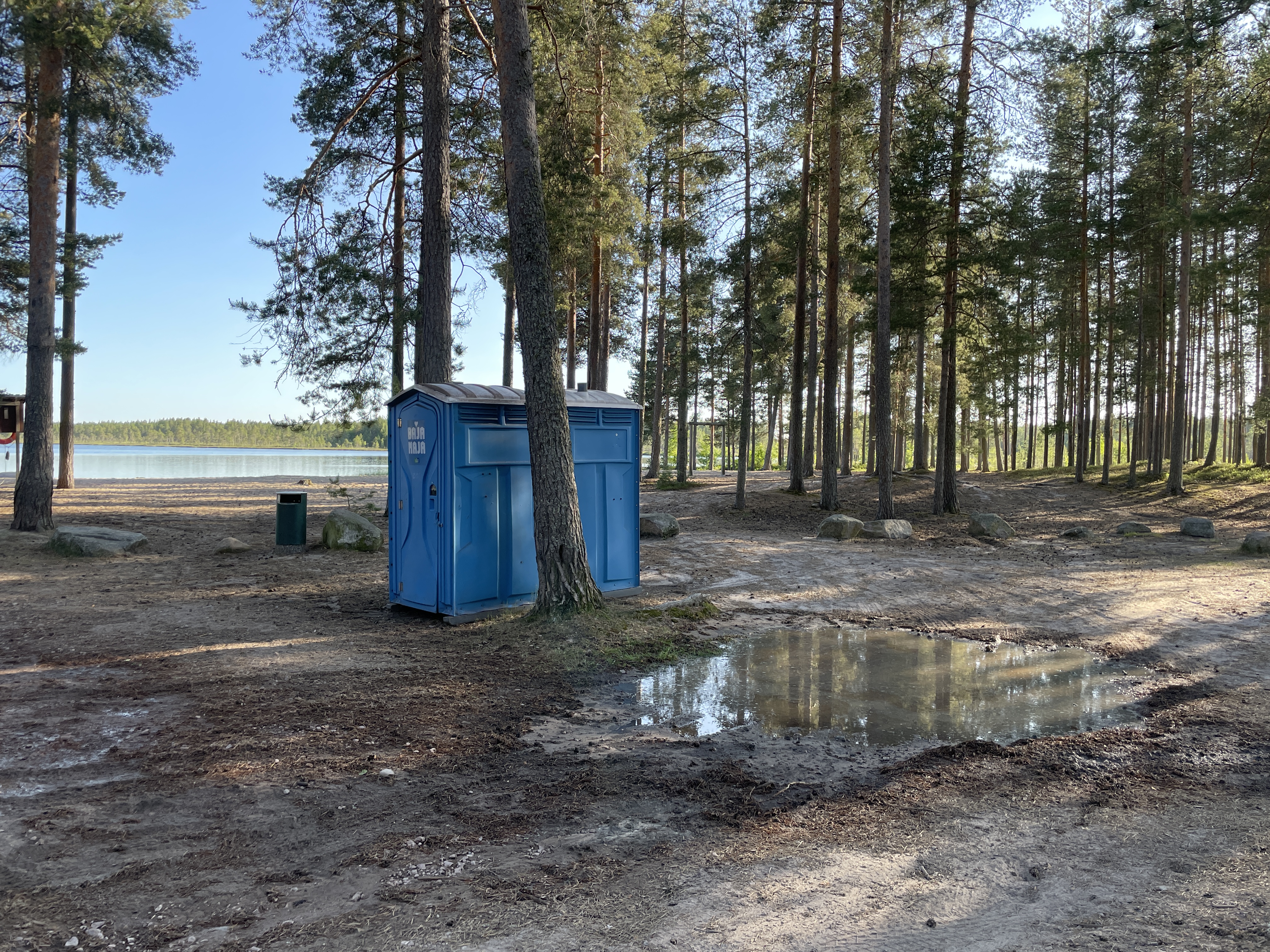 Ilkivallan kohteeksi joutuneen Mourunginjärven uimarannan vedessä voi ...