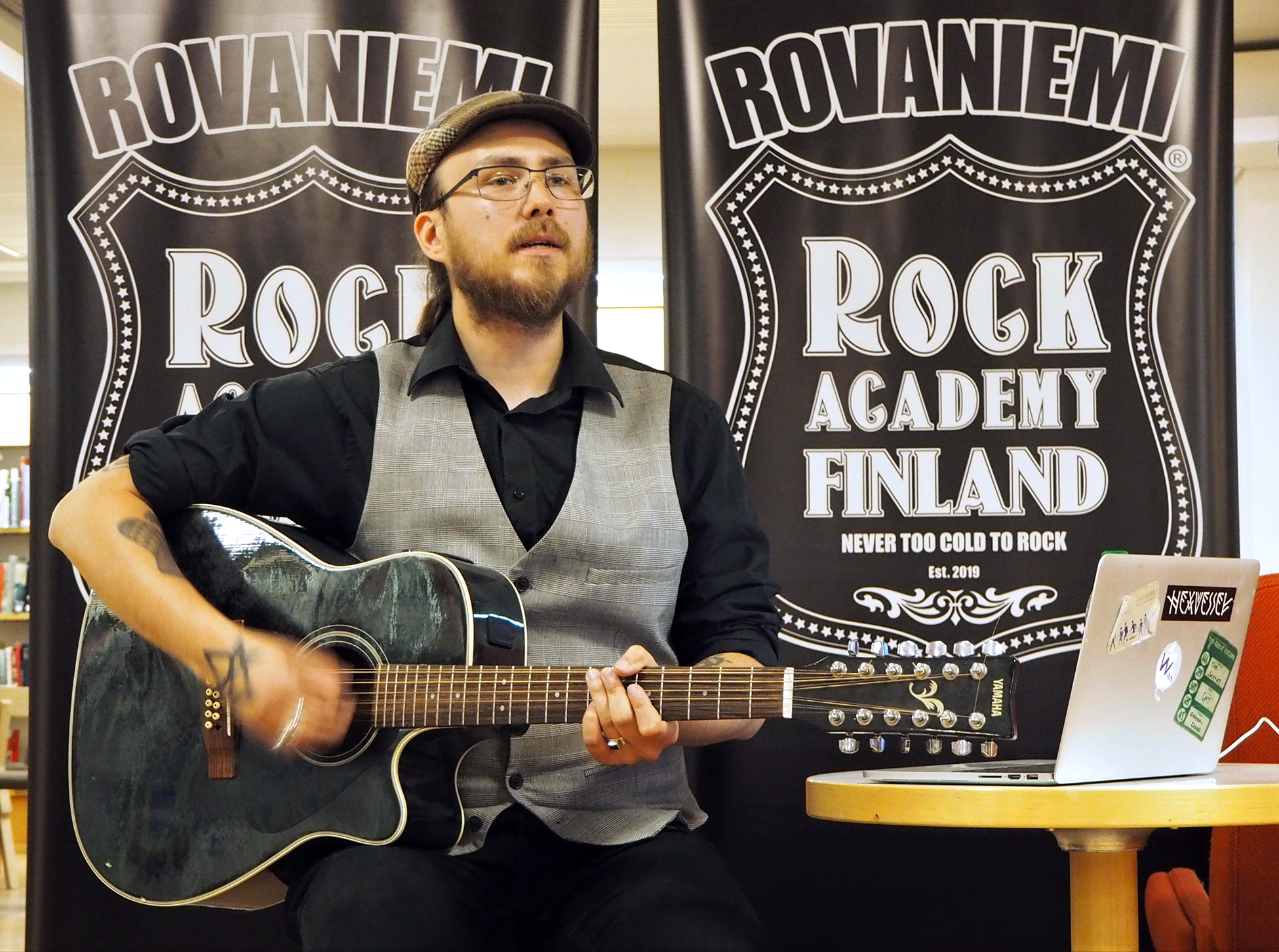 Kukaan ei tykkää roudauksesta – Jesse Heikkinen kertoi Rock Academyn ...