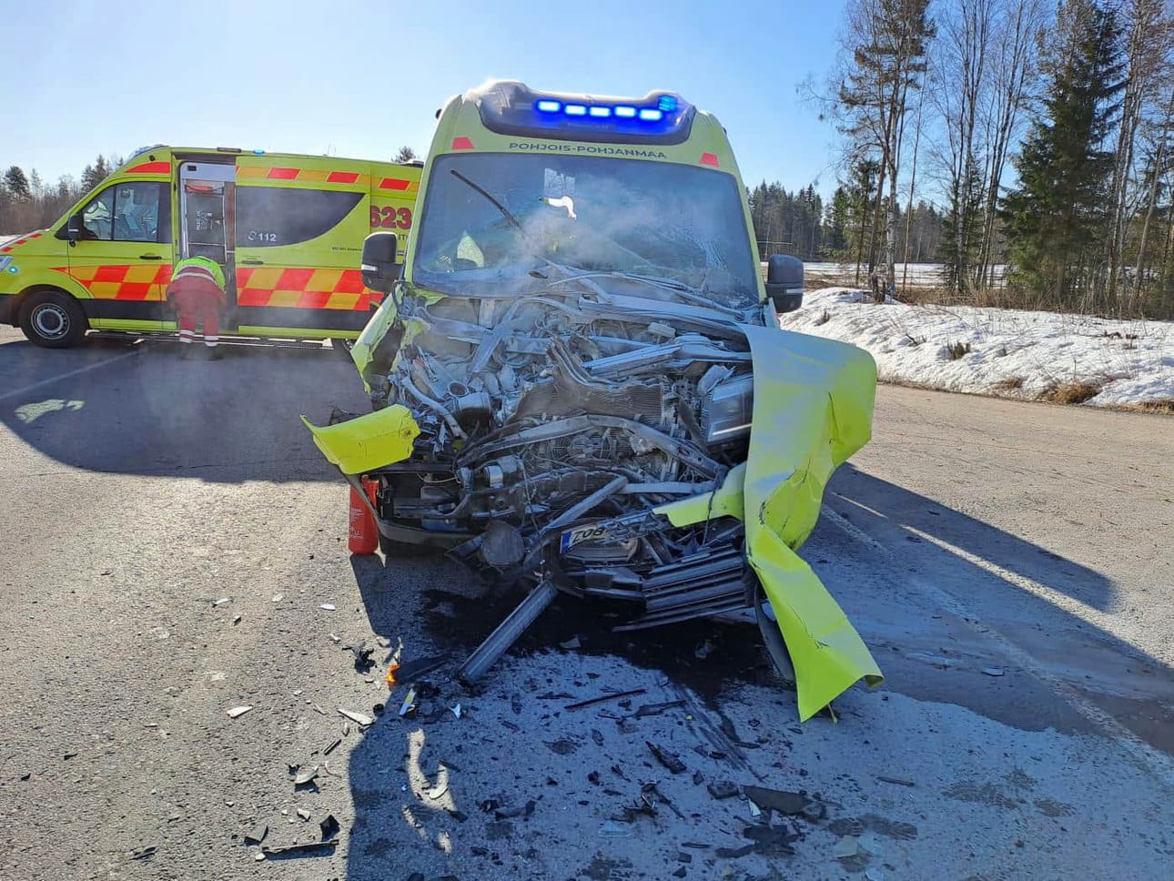Ambulanssi ja traktori kolaroivat Siikajoella, potilas loukkaantui ...