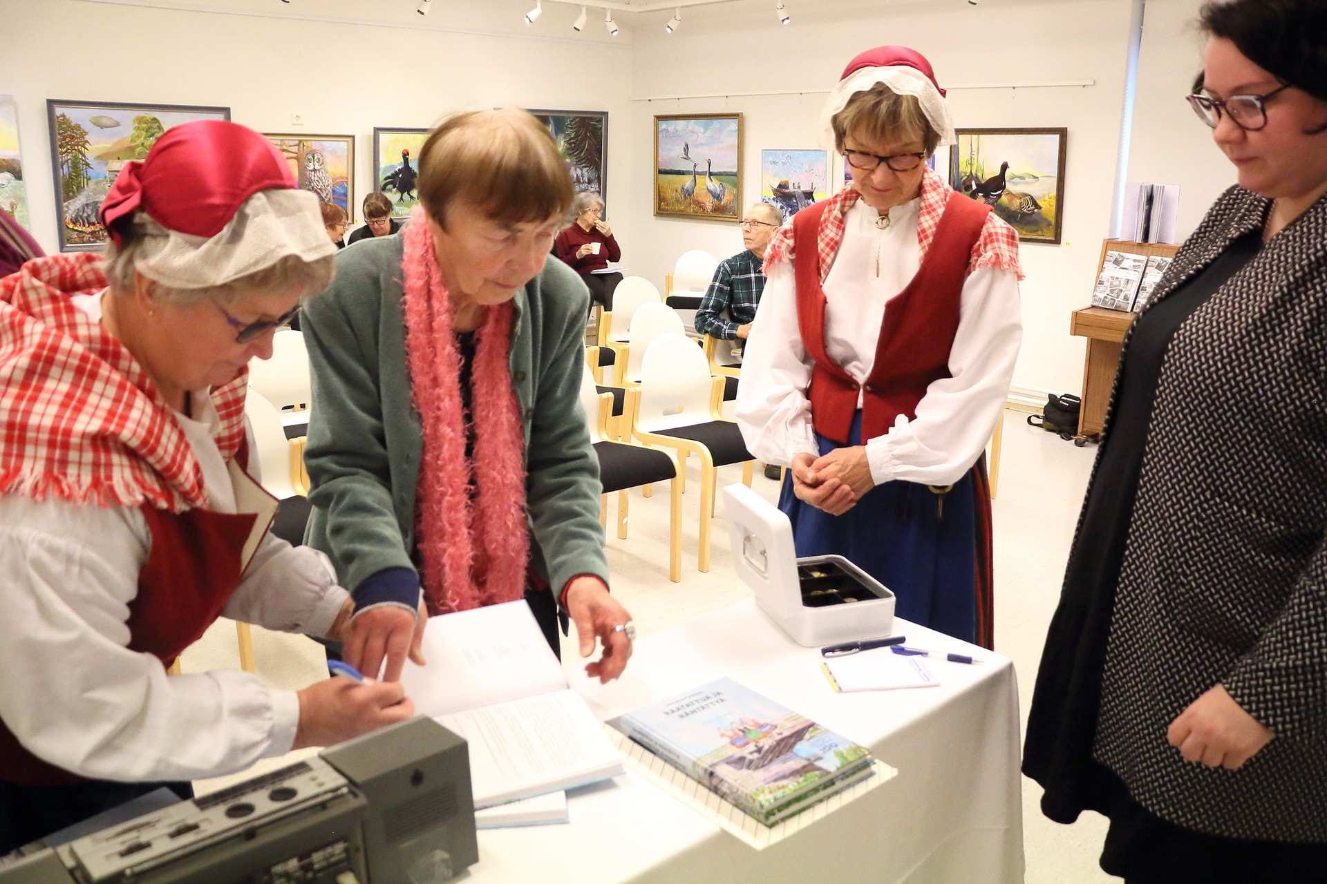 Tikkurit ja talriikit tutuksi uudesta murrekirjasta | Pyhajokiseutu