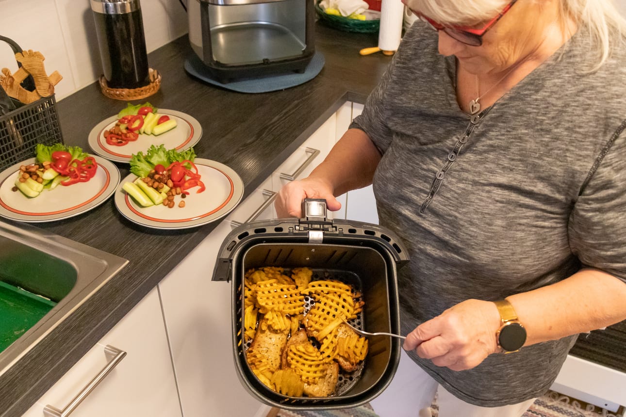 Keittiöiden uusi suosikkilaite toi yllättäviä säästöjä Harjuloiden keittiössä – "Ruoka on syöty ...