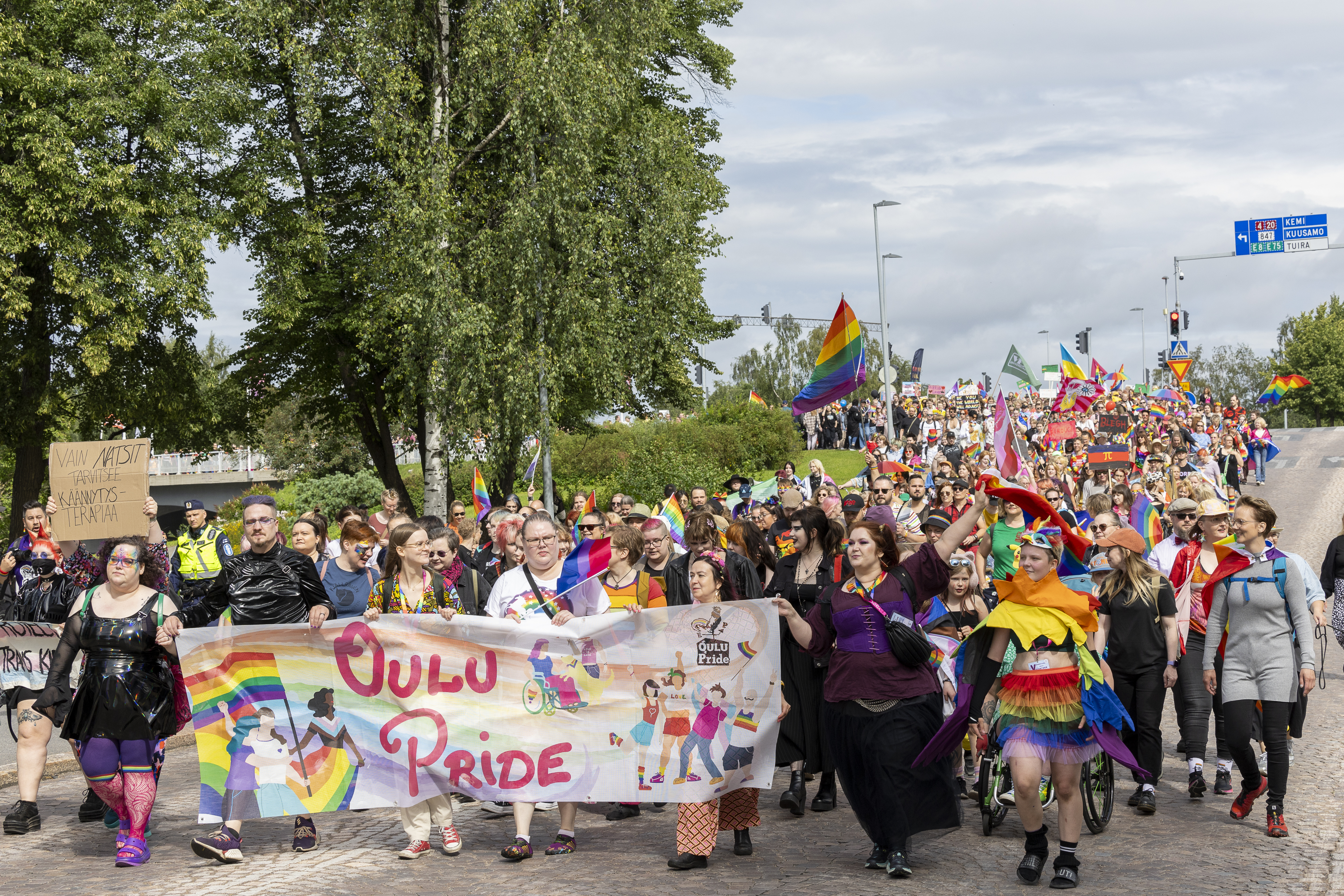 Kaleva Live: Oulu Pride -kulkue starttasi Kuusisaaresta kohti keskustaa ...