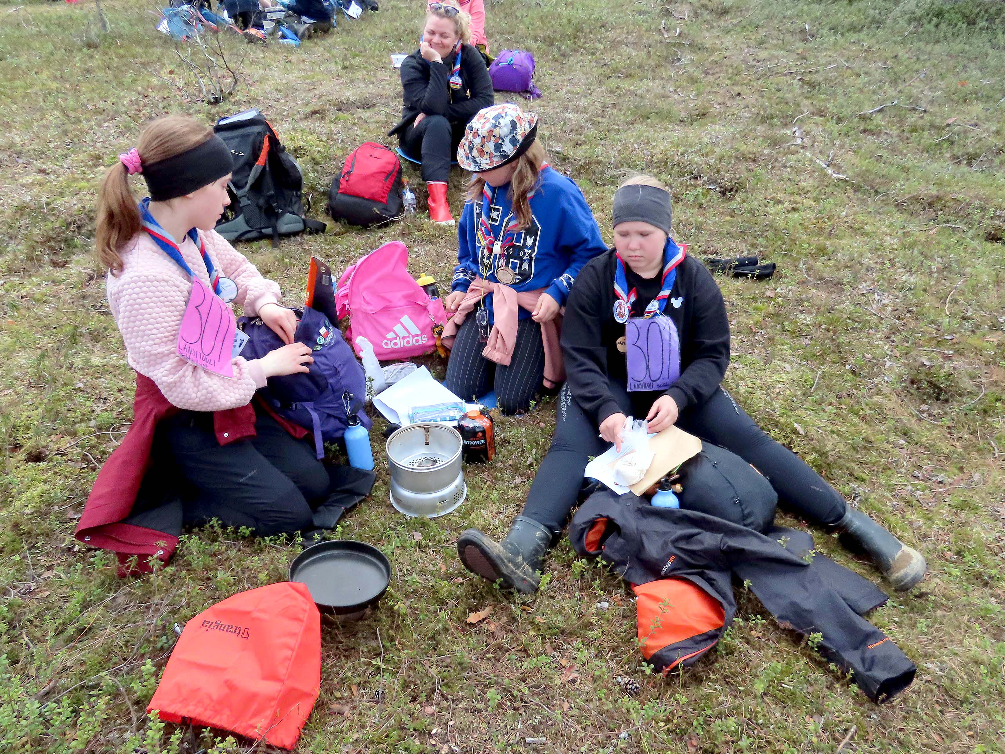 Rieska kypsyy vaikka retkikeittimellä inarilaisen metsän siimeksessä ...