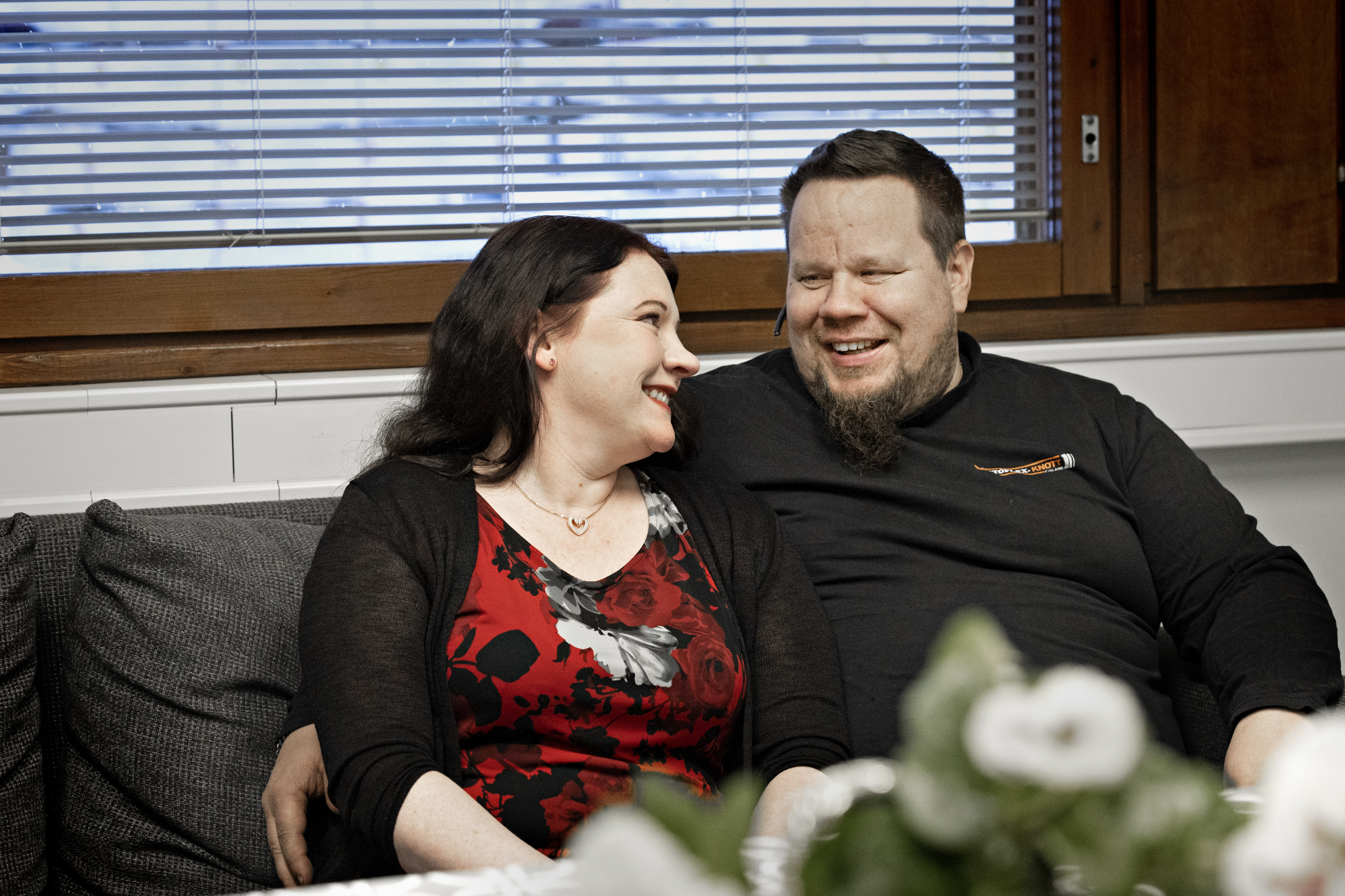 Pitkään seurustelleet Johanna ja Jani jakavat arjen, mutta asuvat parin ...