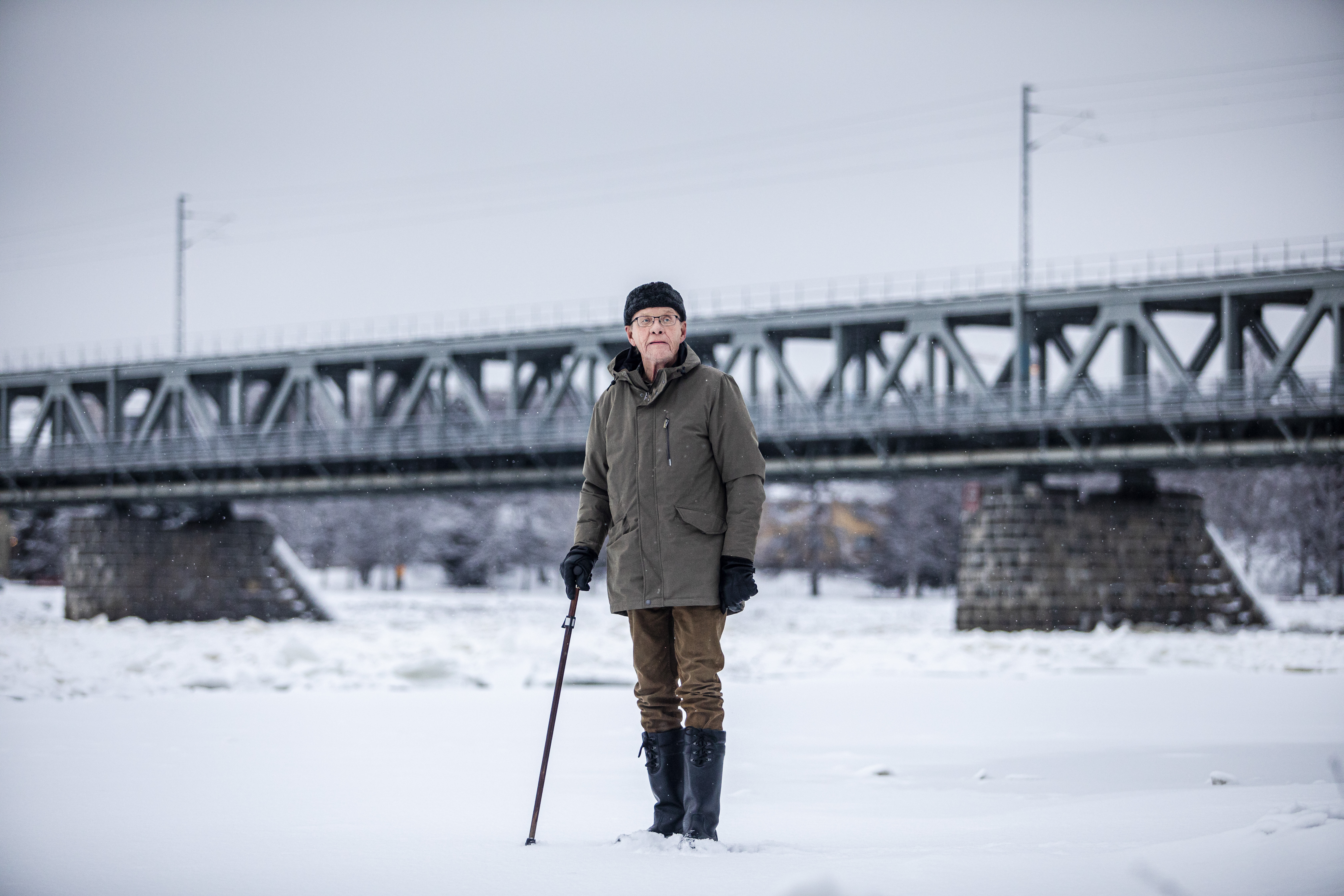 Lapset leikkivät Kemijoen rannalla, kun sillan alta ilmestyi ...