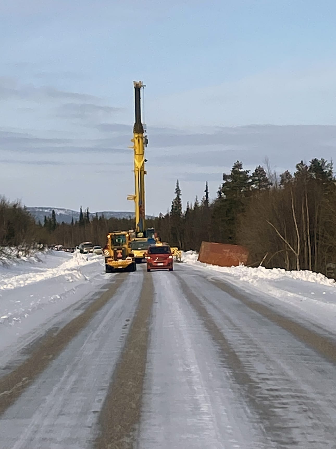 Kotipihalle levinneitä lohia ja rekka vastaantulevien kaistalla ...