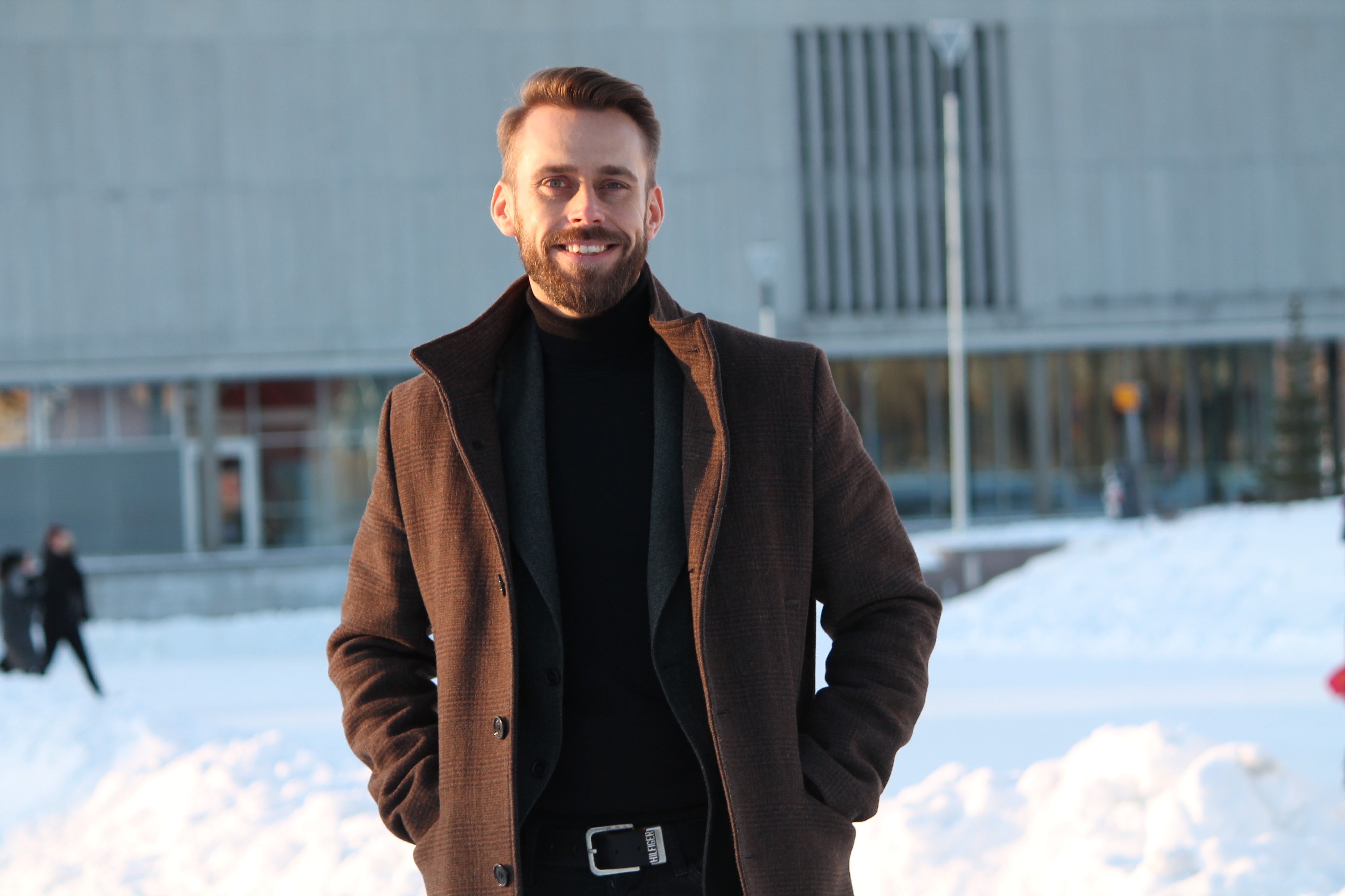 Näyttelijä Antti Launonen iloitsee paluusta kotikaupunkiinsa Ouluun ...