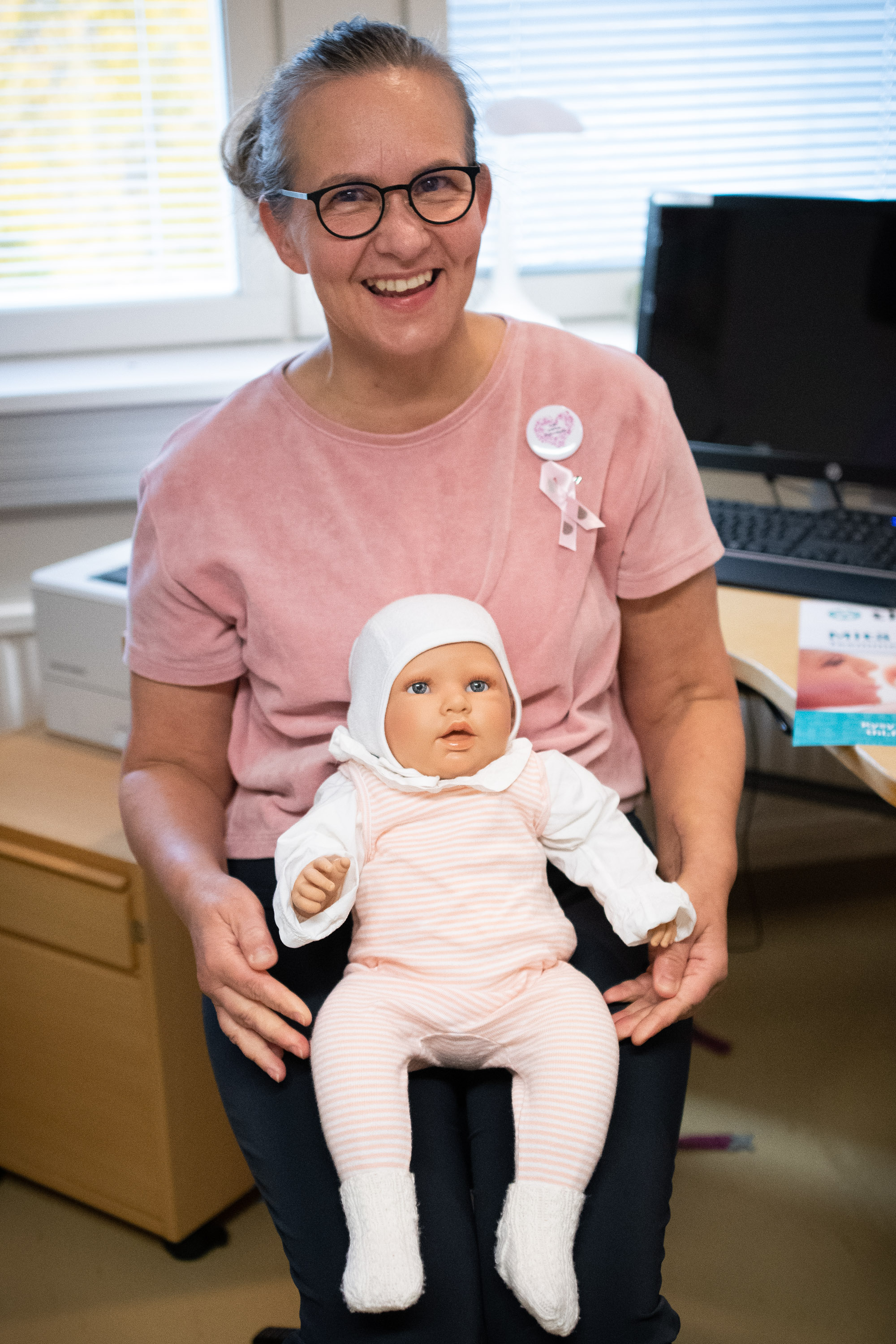 Irmelille tunnustukseksi kunniakirja ja suklaaseen valetut rinnat ...