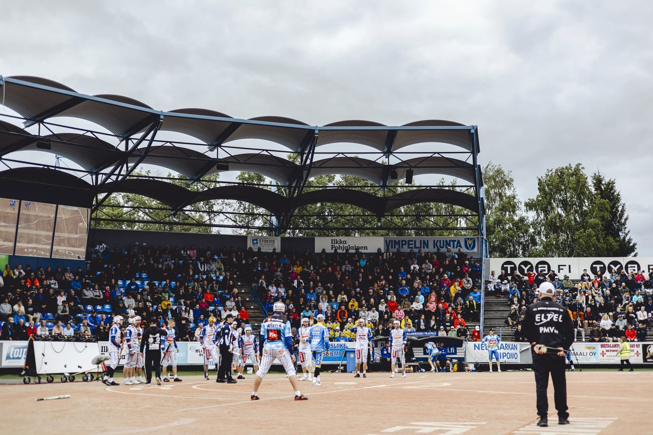 "Jokipalloissa on taikaa" – Saarikentän Itä–Lännen katsomot täyttyvät ...